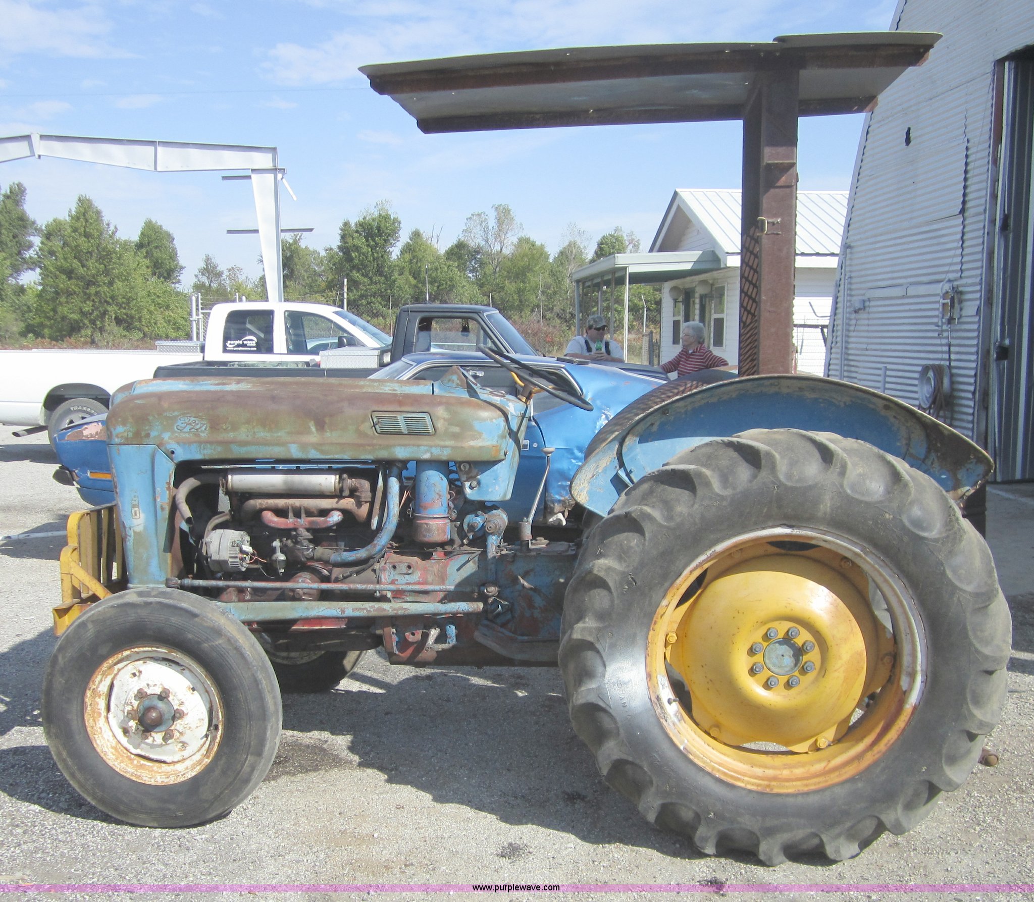 Ford 800 tractor in Columbus, KS | Item C5064 sold | Purple Wave