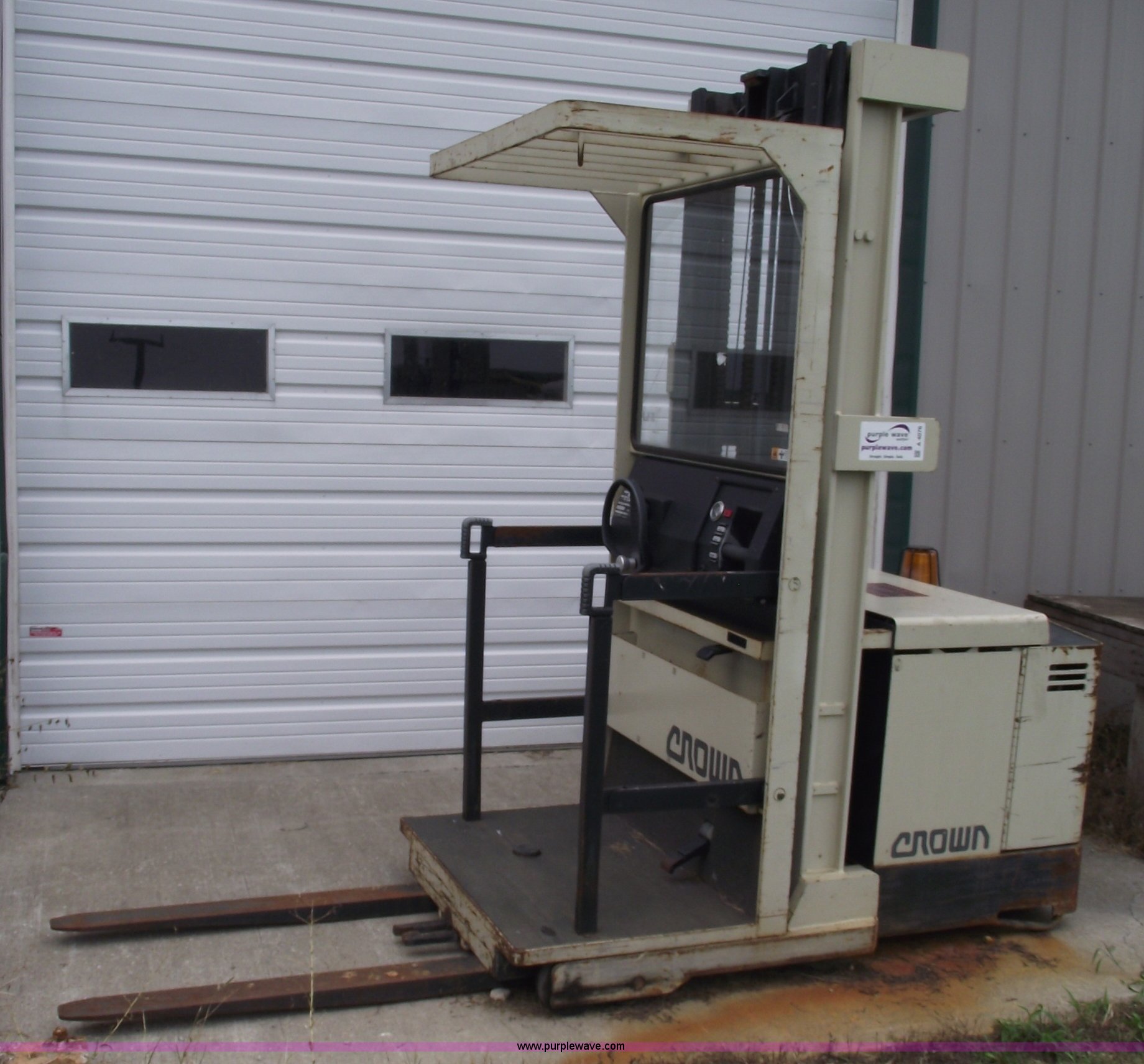 Crown stand-up forklift in Odessa, MO | Item A4076 sold | Purple Wave