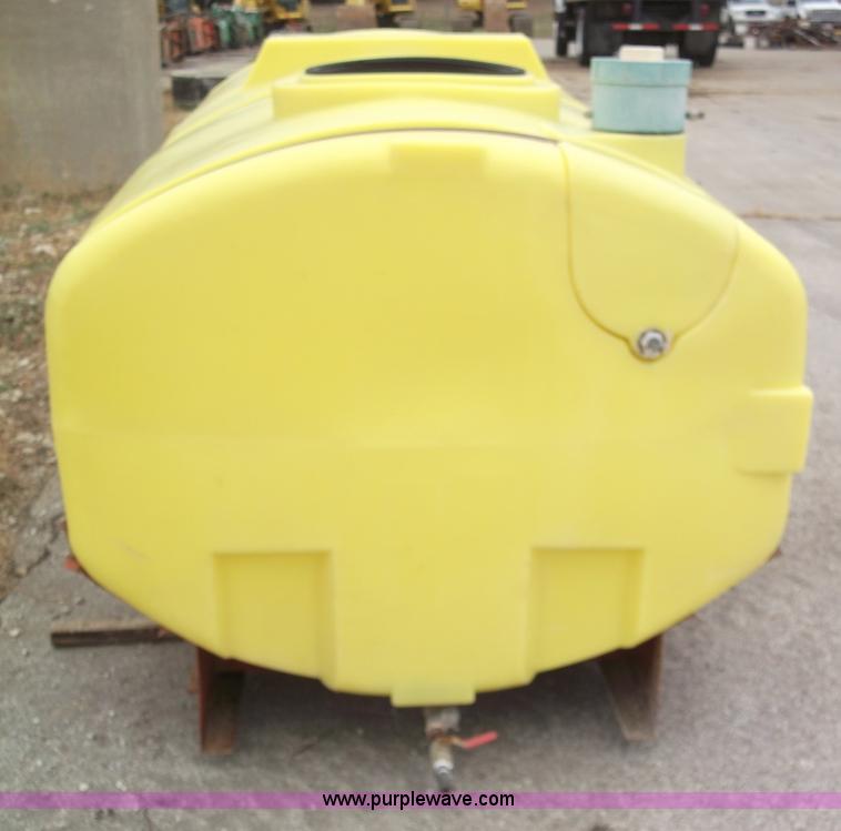 700 gallon water tank in Bucyrus, KS | Item G9090 sold | Purple Wave