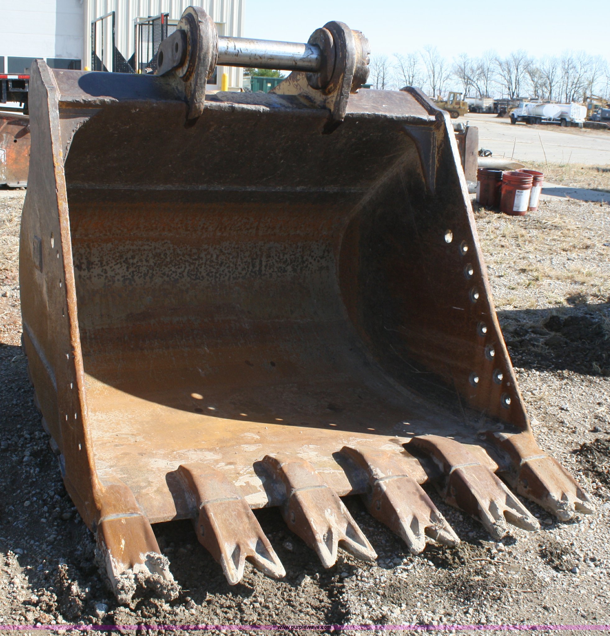 Caterpillar 66" bucket in Bucyrus, KS | Item B9440 sold | Purple Wave