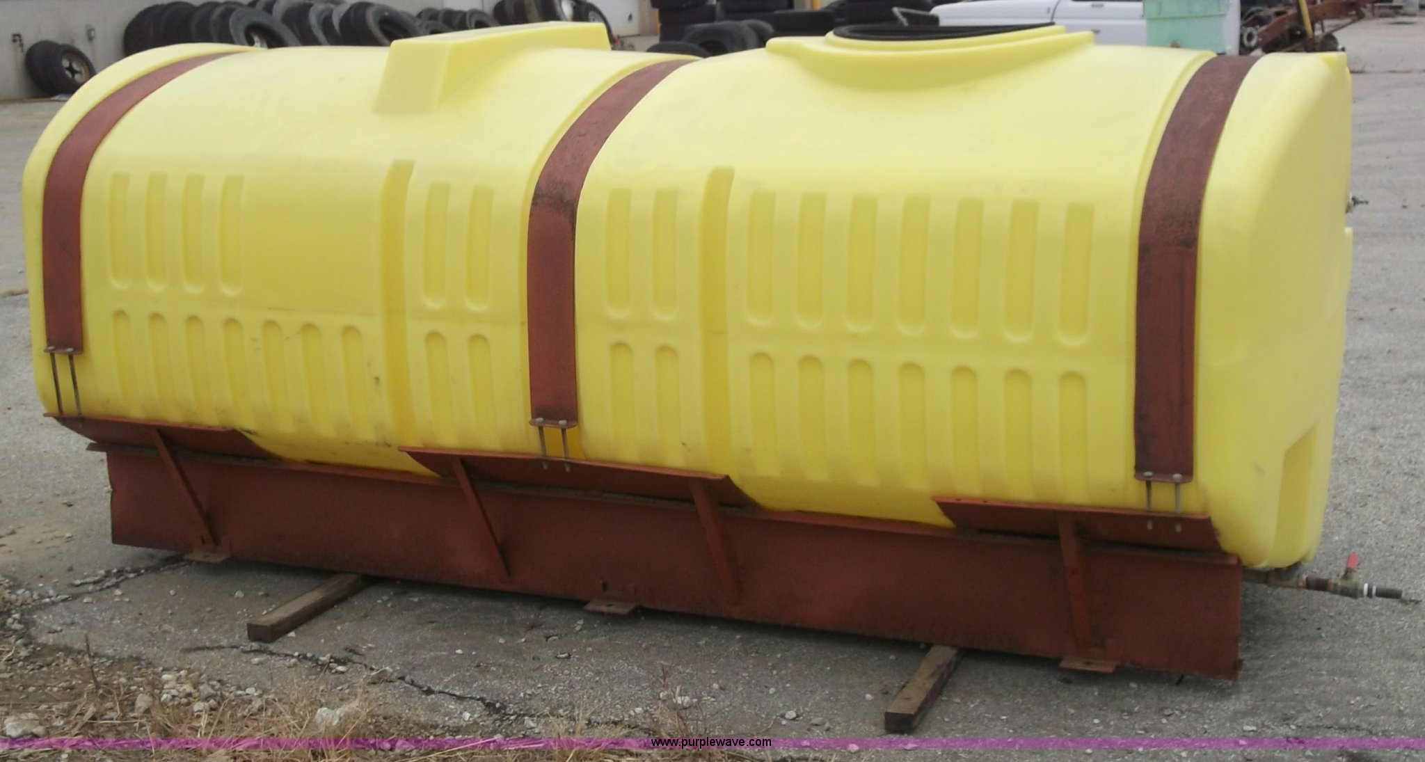 700 gallon water tank in Bucyrus, KS | Item G9090 sold | Purple Wave