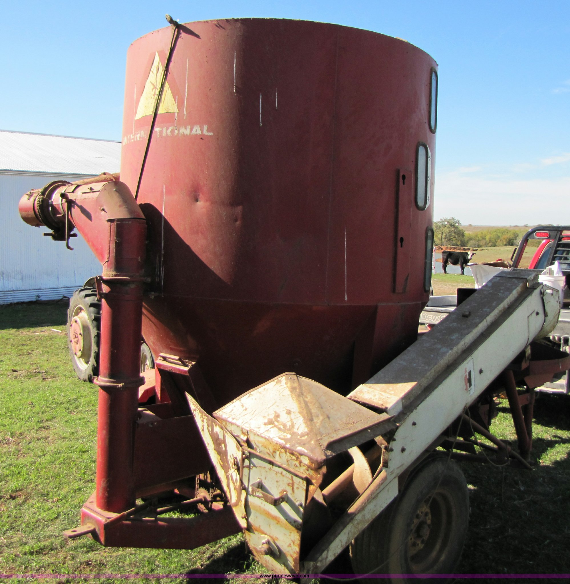 International 1050 grinder/mixer with scales in Pocasset, OK | Item ...