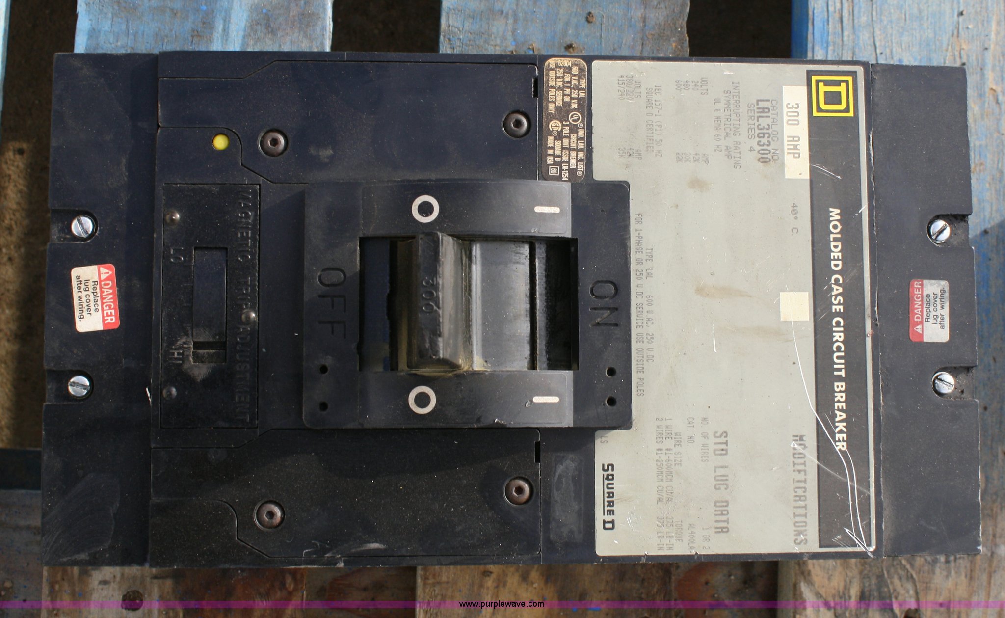 (4) three phase breakers in Lawrence, KS | Item H9508 sold | Purple Wave