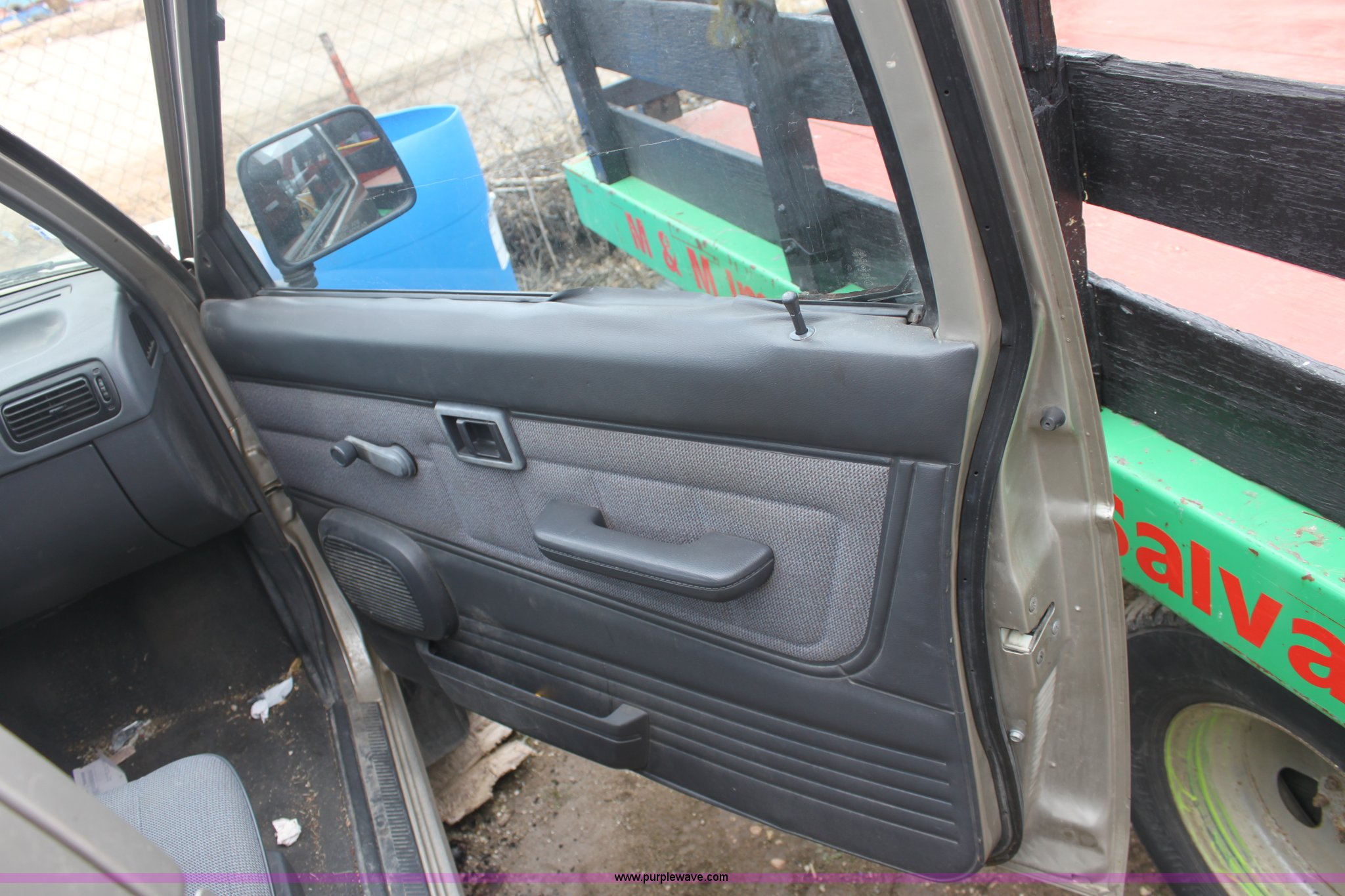 1995 Nissan Pathfinder SUV in Emporia, KS | Item B8739 sold | Purple Wave