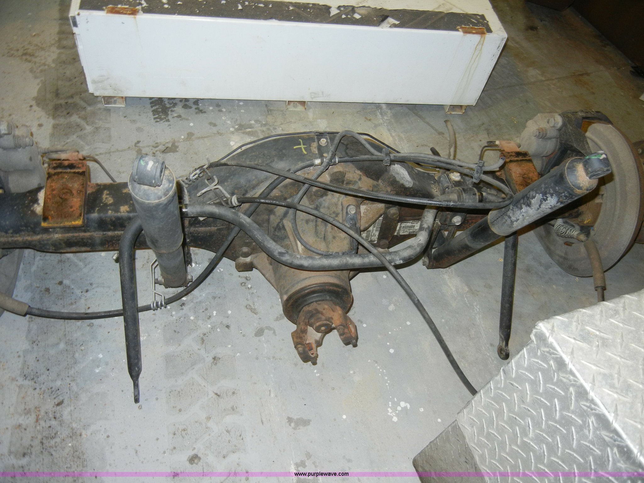 2008 Ford F550 rear axle in Topeka, KS | Item C4156 sold | Purple Wave