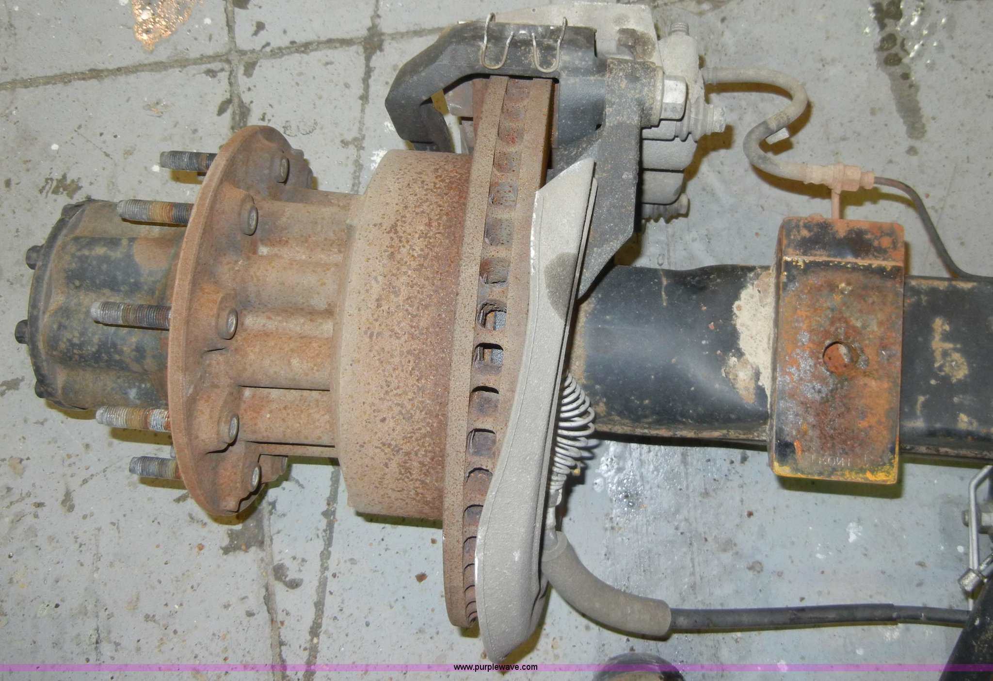 2008 Ford F550 rear axle in Topeka, KS | Item C4156 sold | Purple Wave