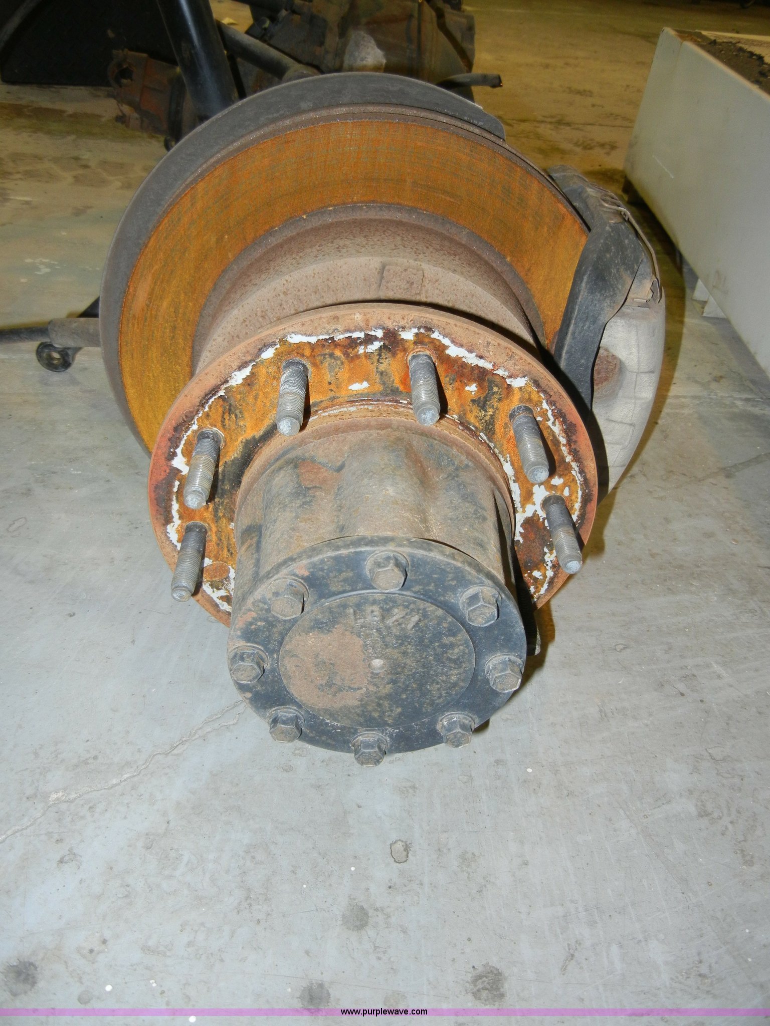 2008 Ford F550 rear axle in Topeka, KS | Item C4156 sold | Purple Wave