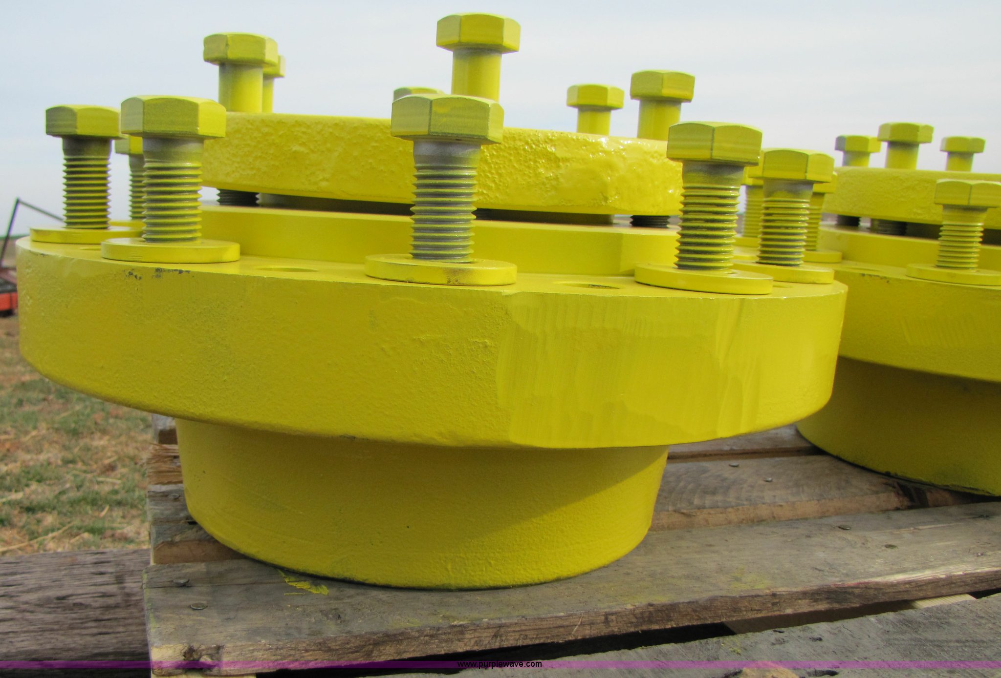 10 bolt wedge lock dual hubs in Okarche, OK | Item C9626 sold | Purple Wave