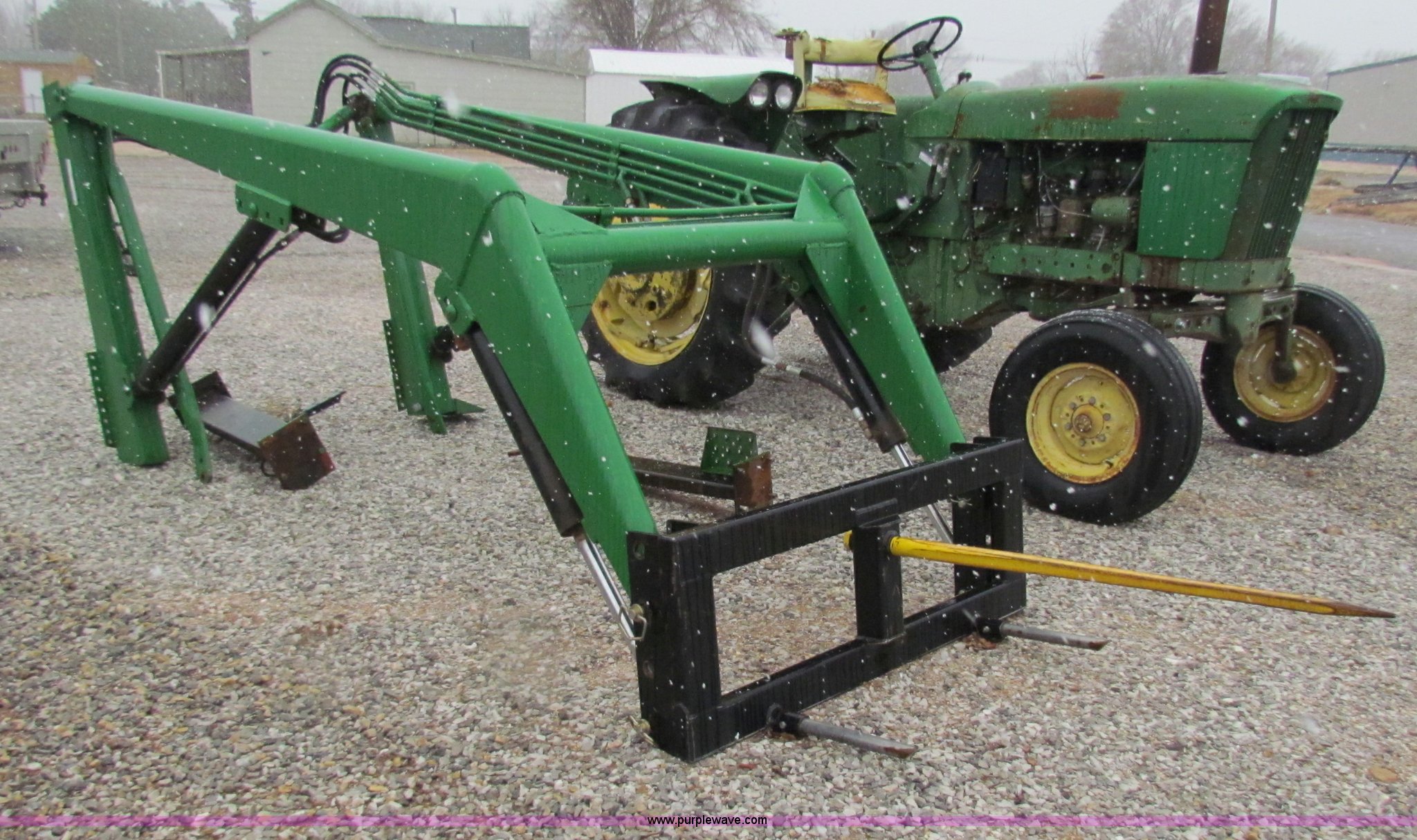 Dual loader in Kiowa, KS | Item I9508 sold | Purple Wave