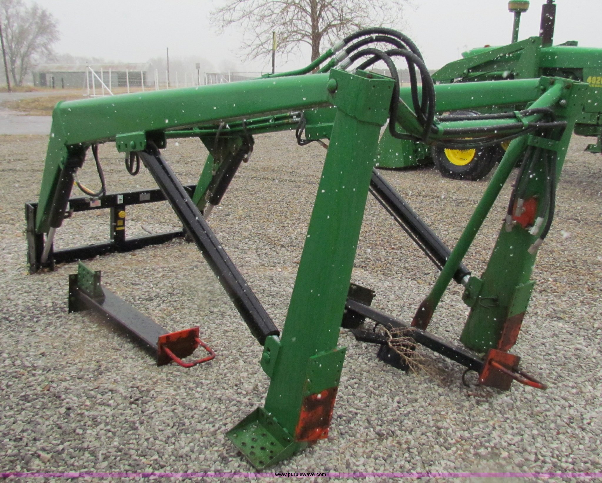 Dual loader in Kiowa, KS | Item I9508 sold | Purple Wave