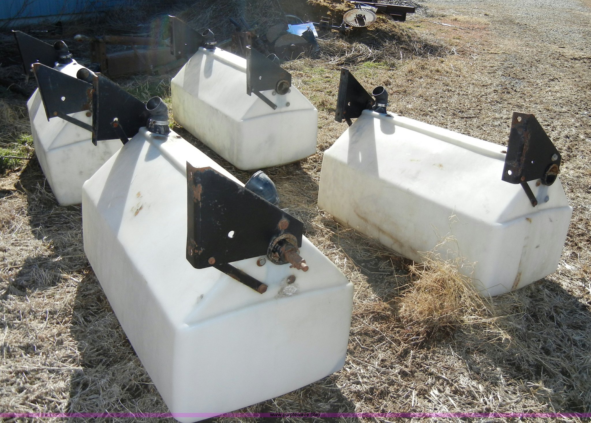 (4) dry fertilizer boxes in Baileyville, KS | Item C4175 sold | Purple Wave