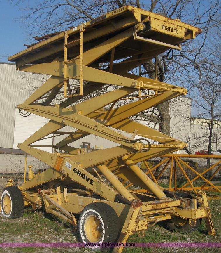 Grove SM42RT scissor lift in Catoosa, OK | Item A6089 sold | Purple Wave