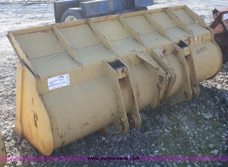 Pemberton loader bucket in Kansas City, KS | Item A6936 sold | Purple Wave