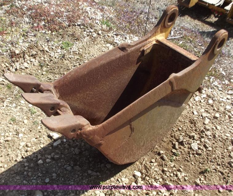 12" backhoe bucket with three teeth in Jefferson City, MO | Item D3618 ...