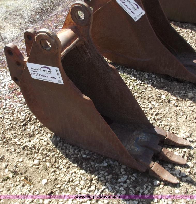 12" backhoe bucket with three teeth in Jefferson City, MO | Item D3619 ...