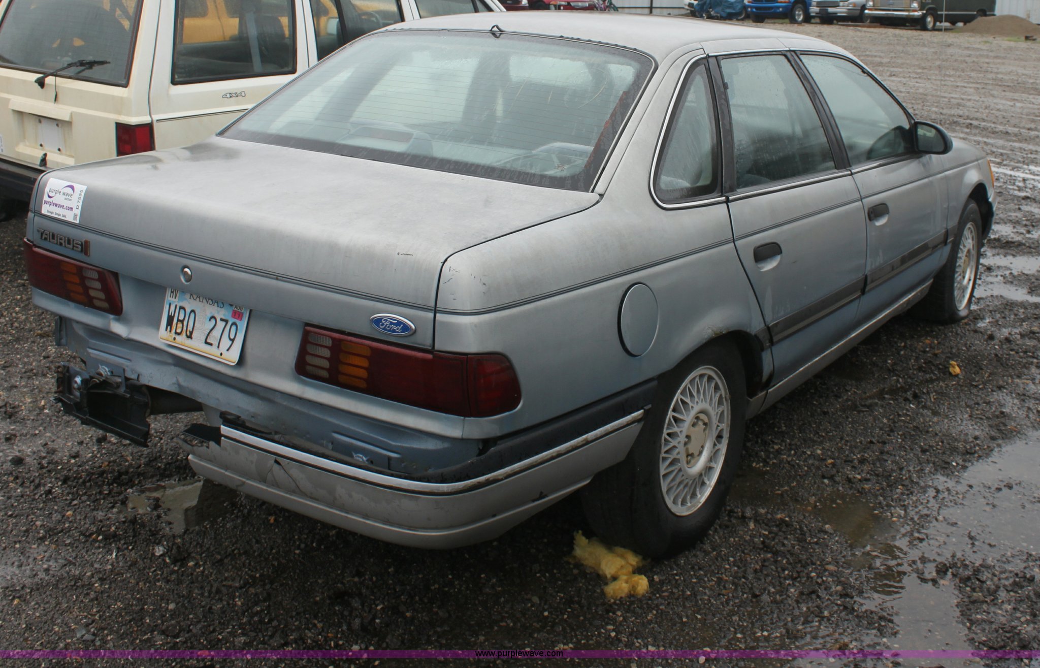 1988 Ford Taurus GL in Emporia, KS | Item D7525 sold | Purple Wave