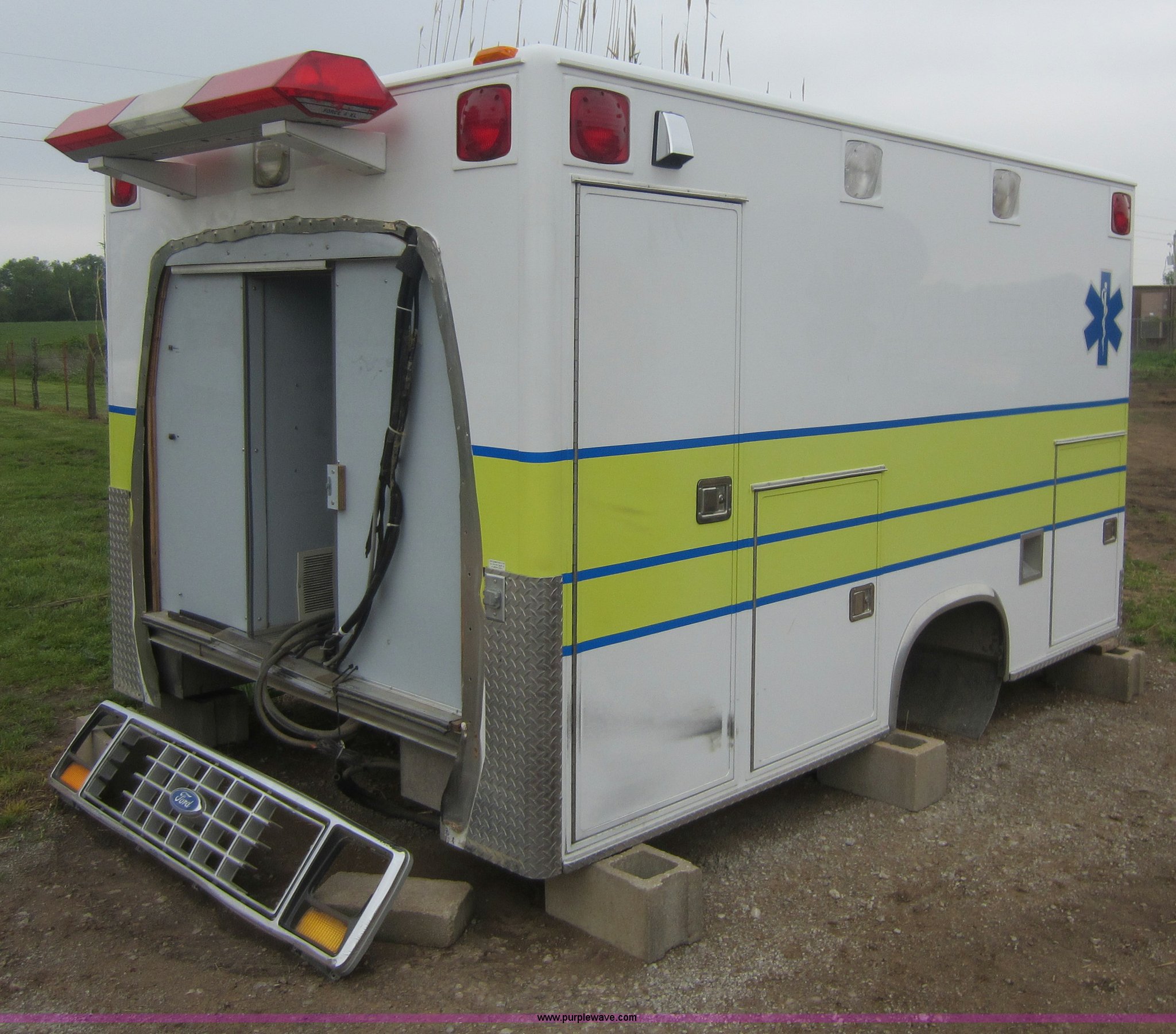1990 Collins ambulance body in Garland, KS | Item V9025 sold | Purple Wave