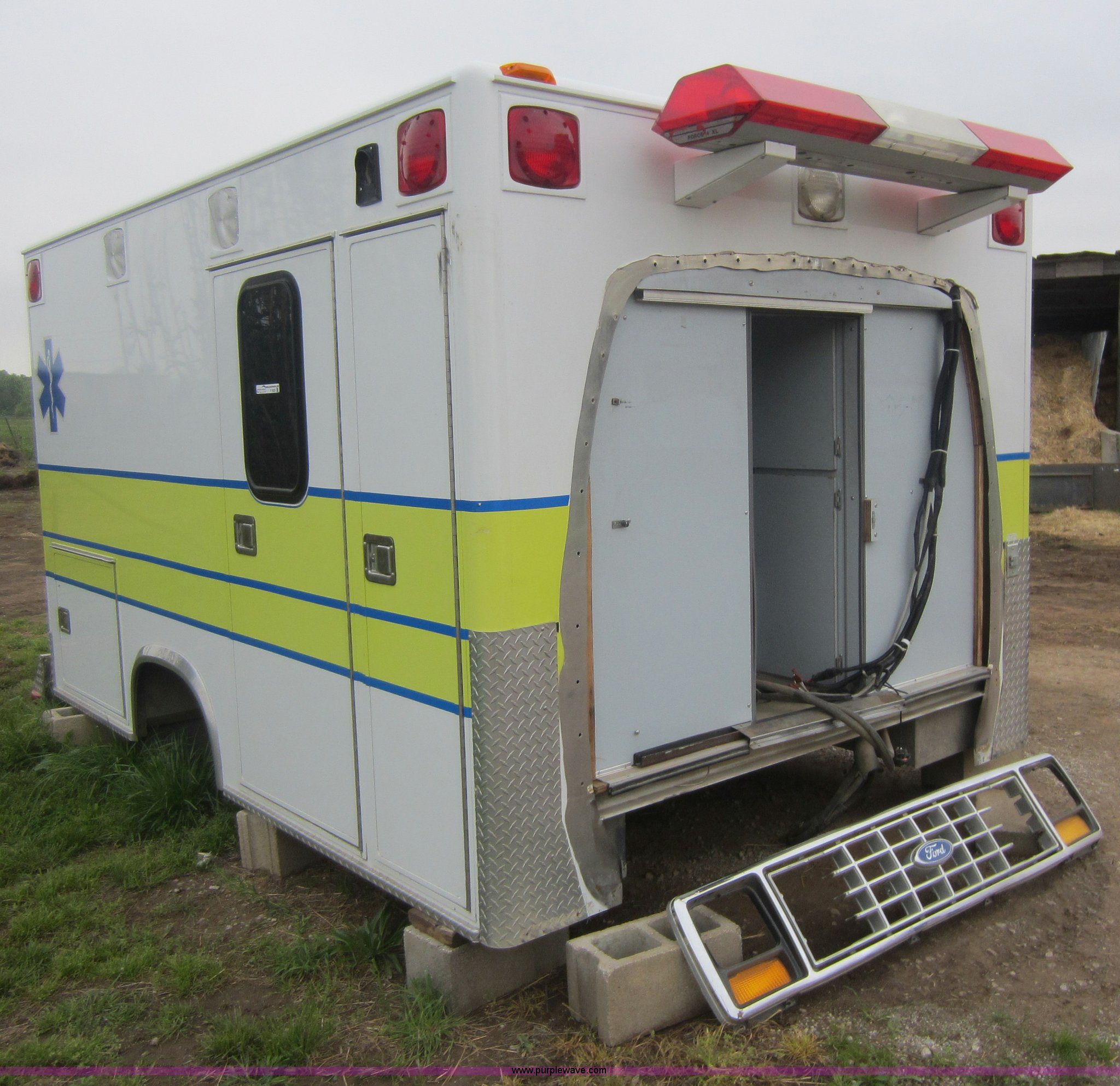 1990 Collins ambulance body in Garland, KS | Item V9025 sold | Purple Wave