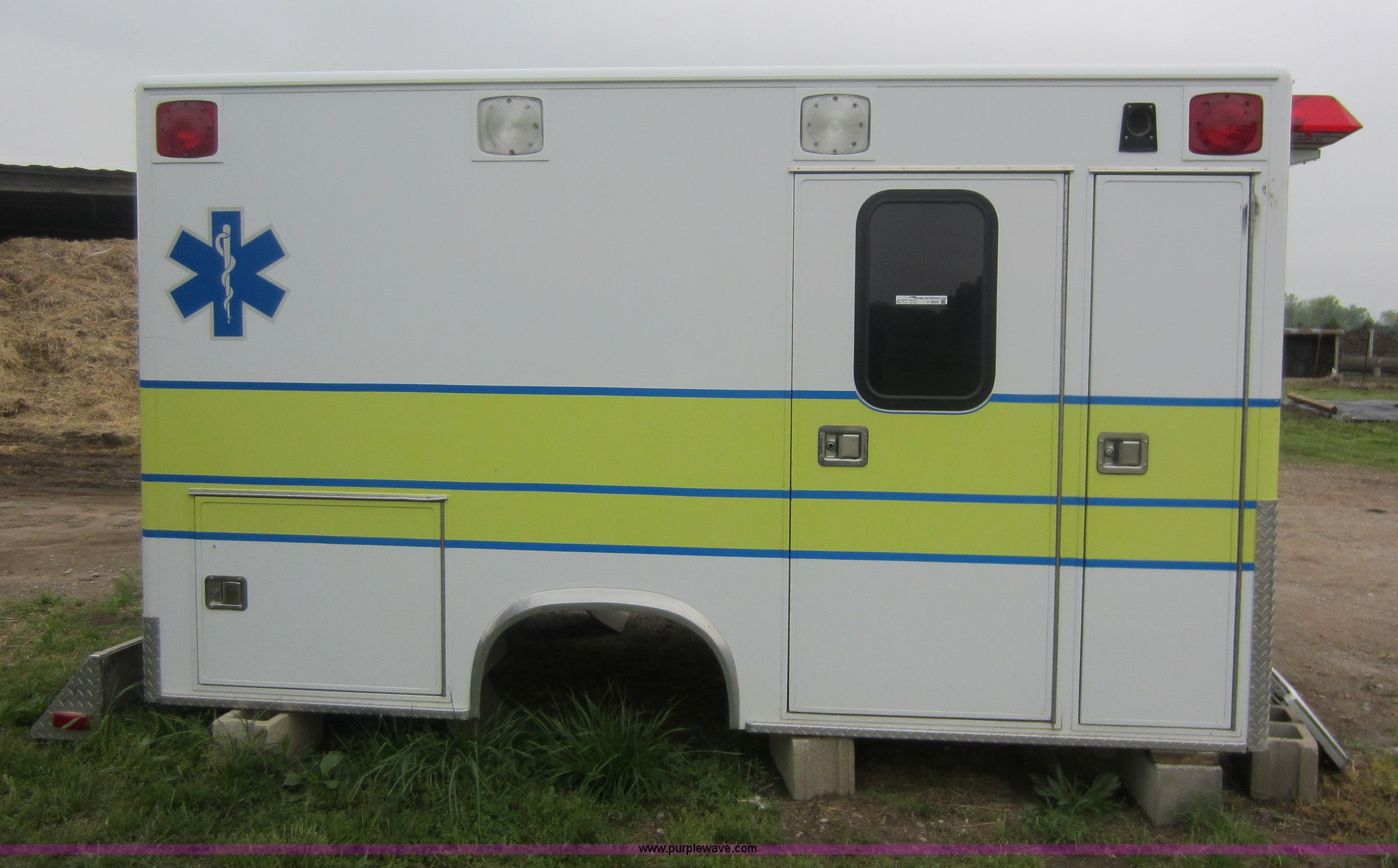 1990 Collins ambulance body in Garland, KS | Item V9025 sold | Purple Wave