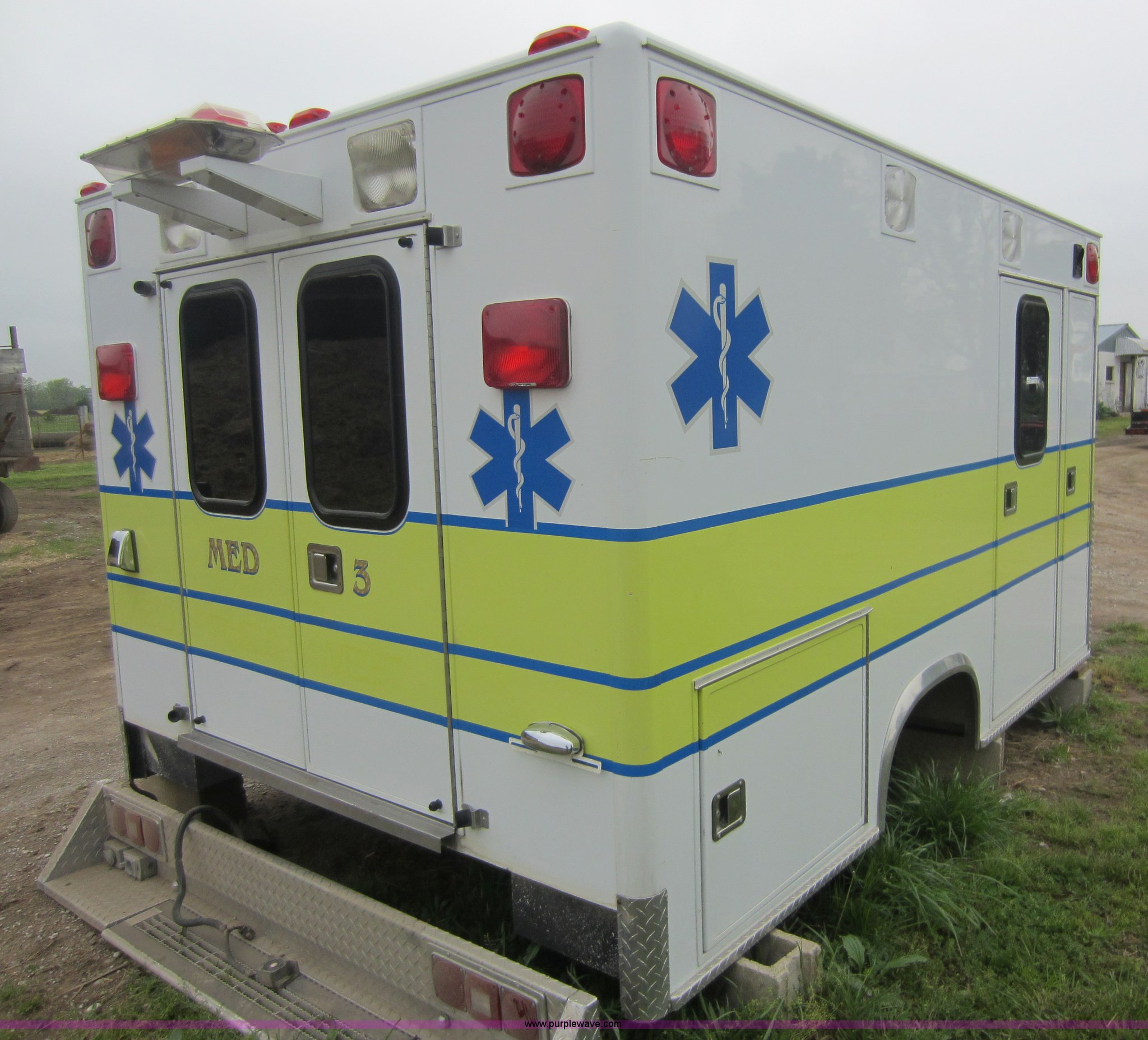 1990 Collins ambulance body in Garland, KS | Item V9025 sold | Purple Wave