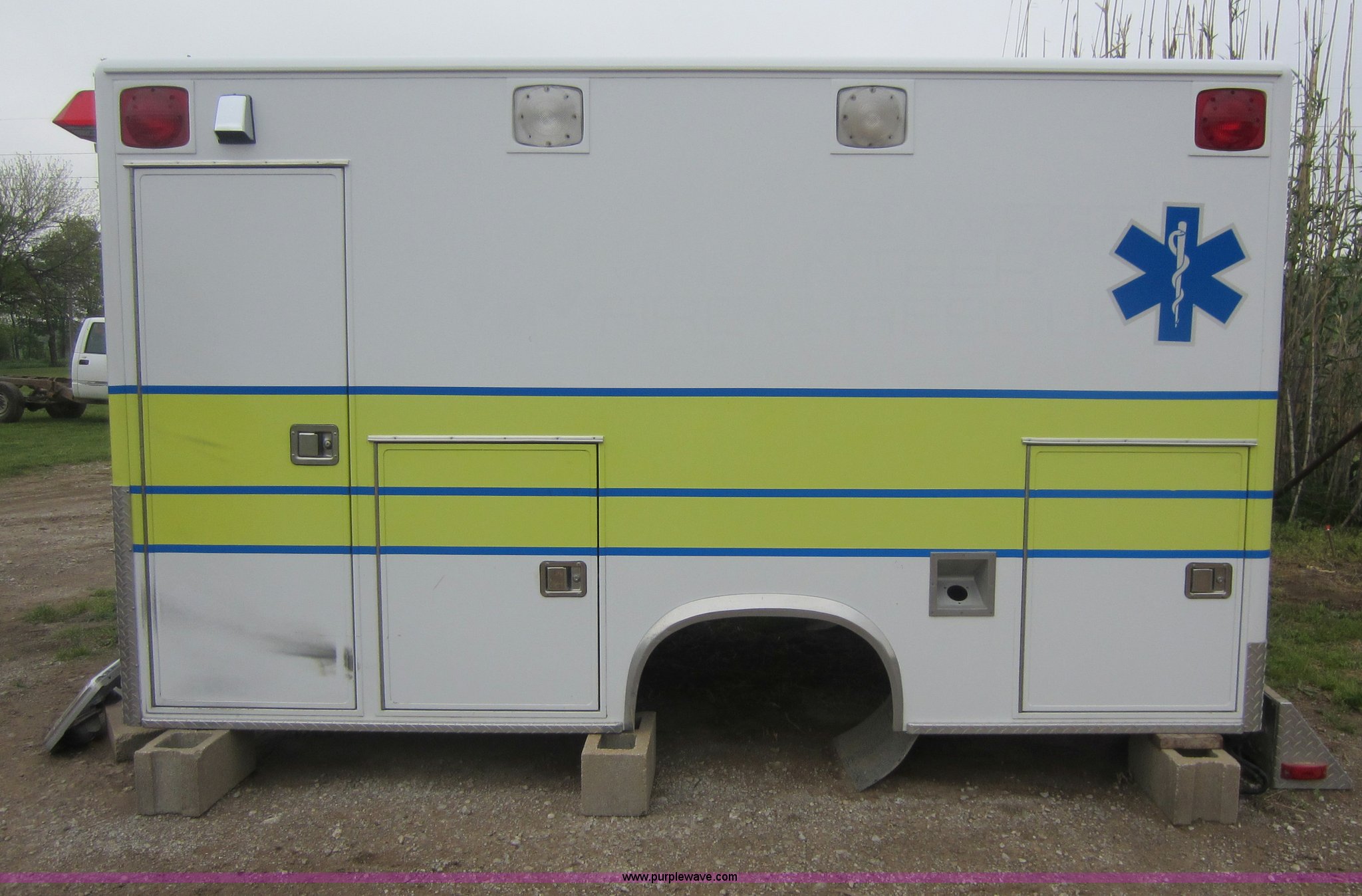 1990 Collins ambulance body in Garland, KS | Item V9025 sold | Purple Wave