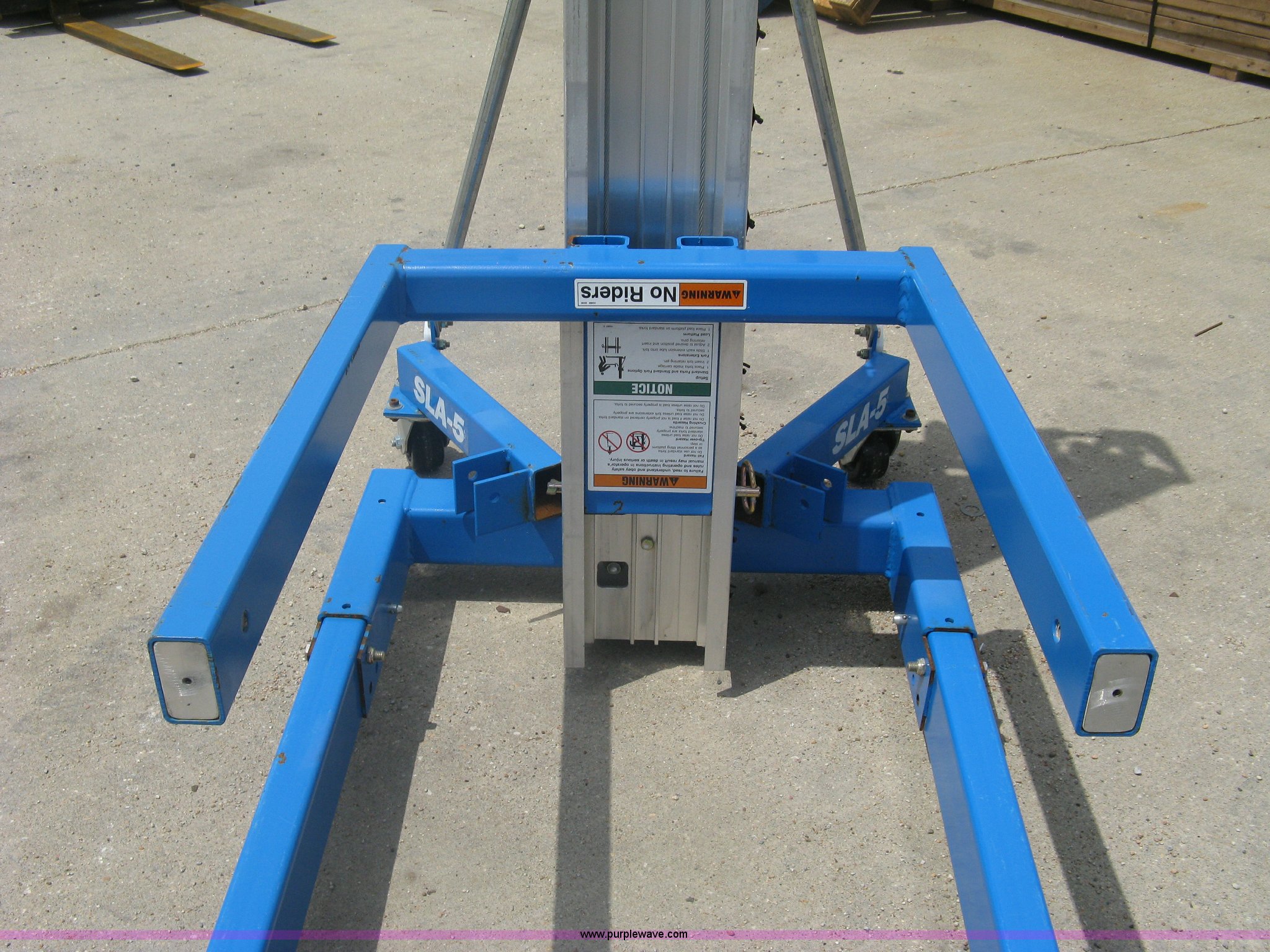 (2) Genie Superlift Advantage SLA-5 manual lift dolly in Wichita, KS ...
