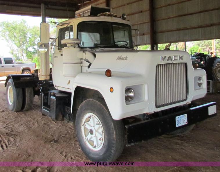 1975 Mack R600 semi truck in Hardtner, KS | Item B7245 sold | Purple Wave