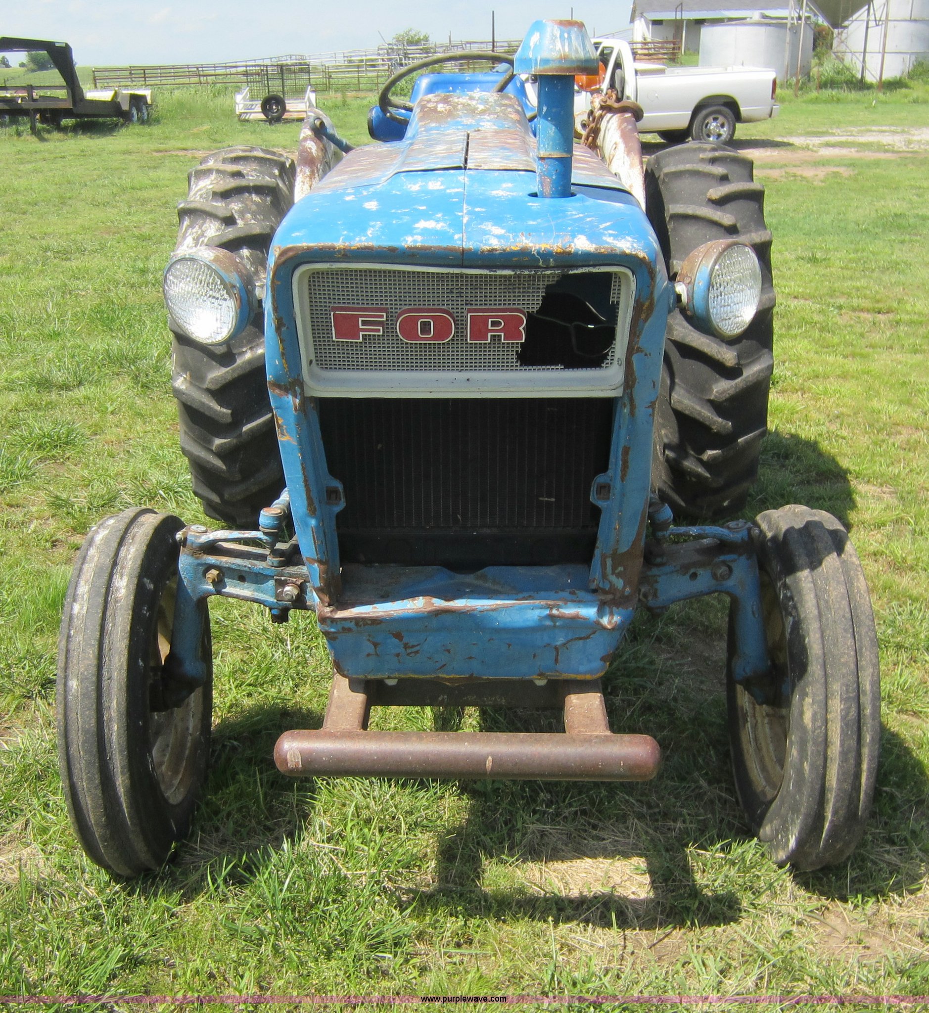 Ford 2000 tractor in Ramona, OK | Item C5488 sold | Purple Wave