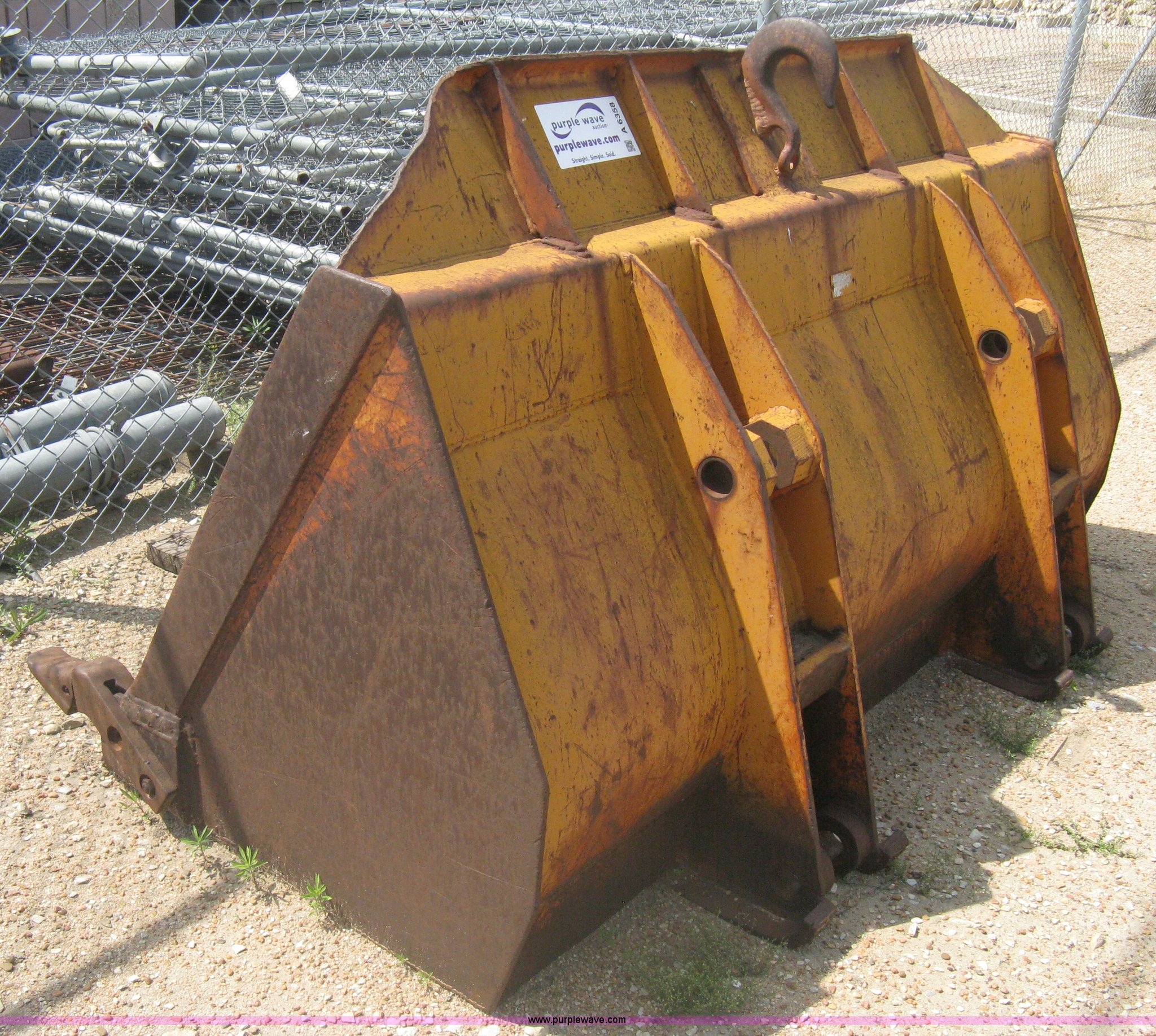 Case 1150 toothed bucket in Wichita, KS | Item A6358 sold | Purple Wave