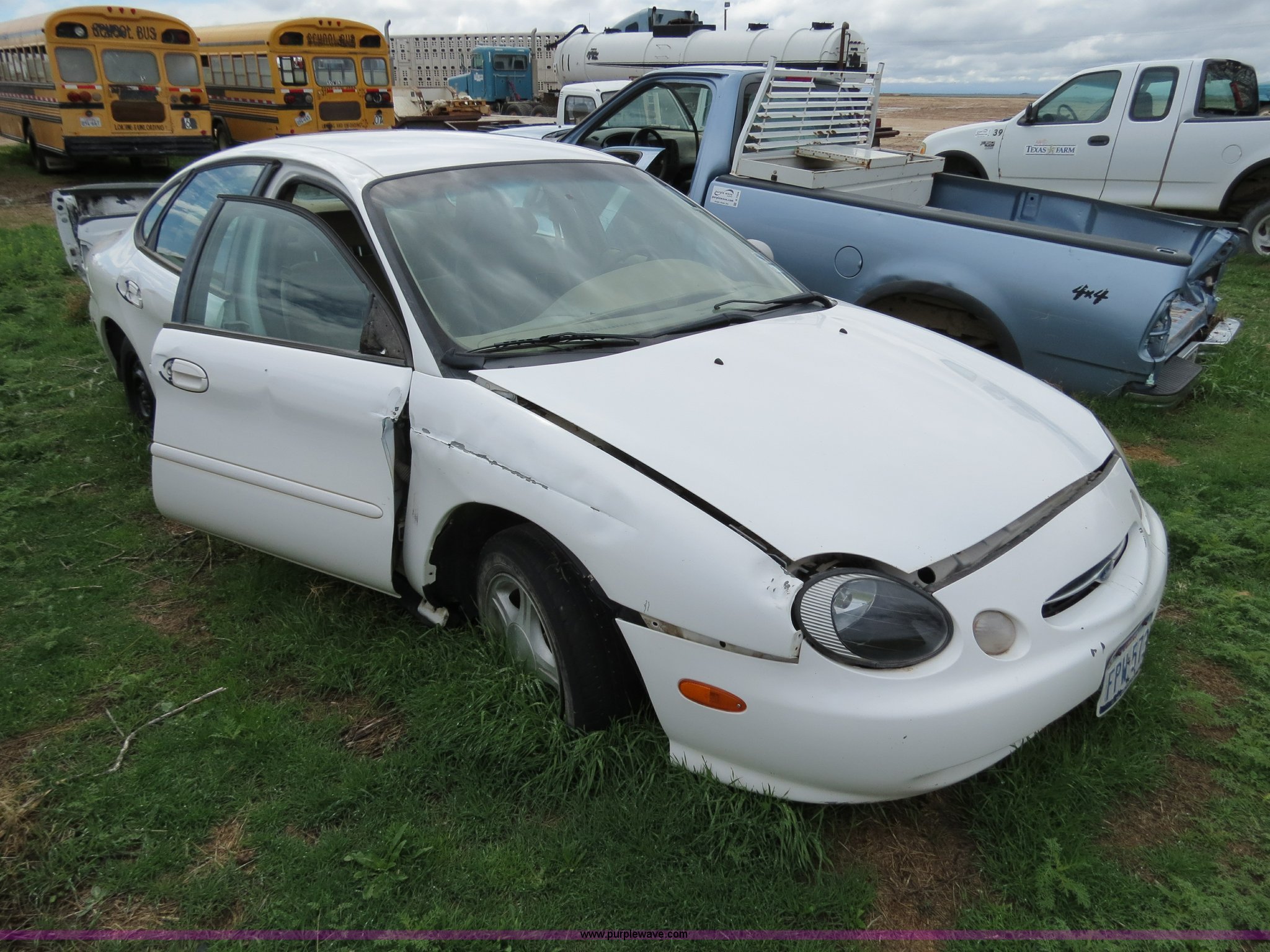 1999 Ford Taurus in Perryton, TX | Item B7505 sold | Purple Wave