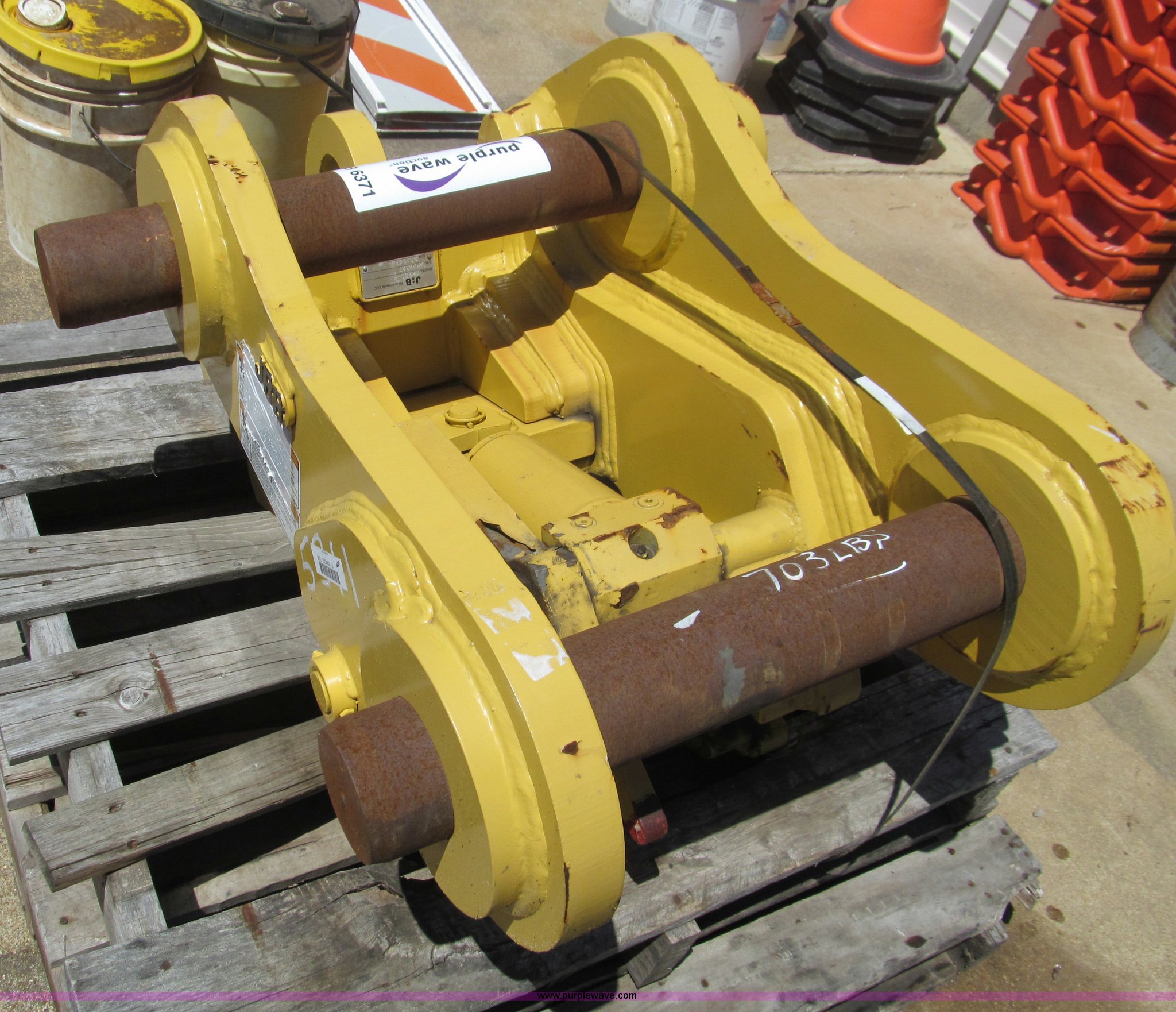 JRB hydraulic quick coupler in Roach, MO | Item B6371 sold | Purple Wave
