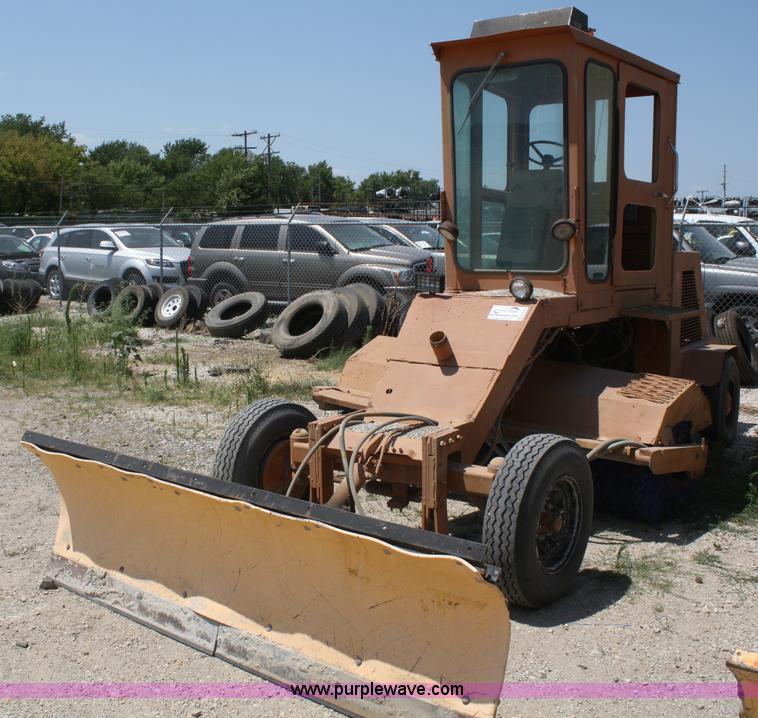 Waldon SweepMaster sweeper in Topeka, KS | Item B6793 sold | Purple Wave