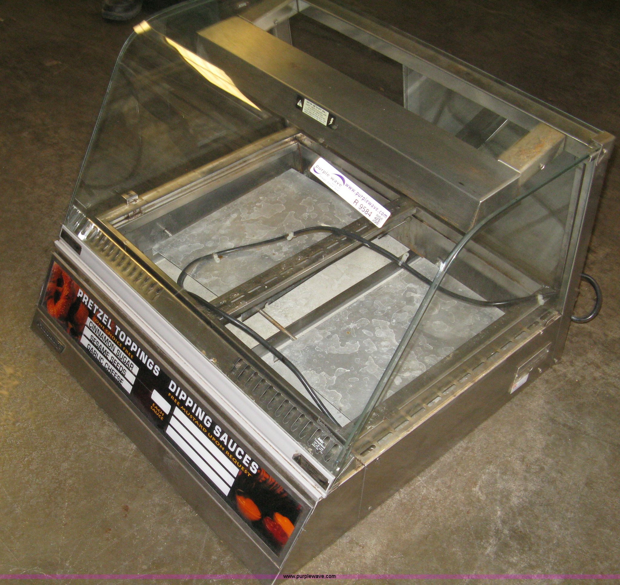 Roundup display warmer in Wichita, KS | Item R9584 sold | Purple Wave