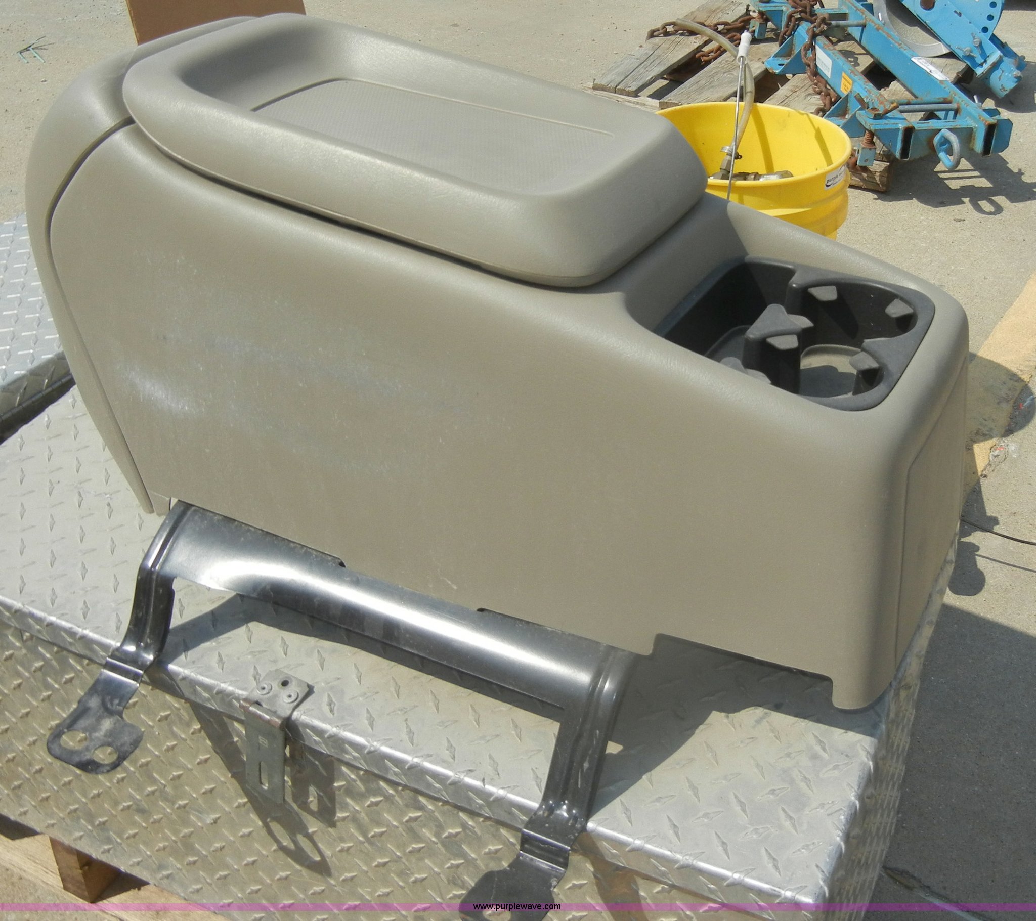 Center console unit in Topeka, KS | Item N9633 sold | Purple Wave