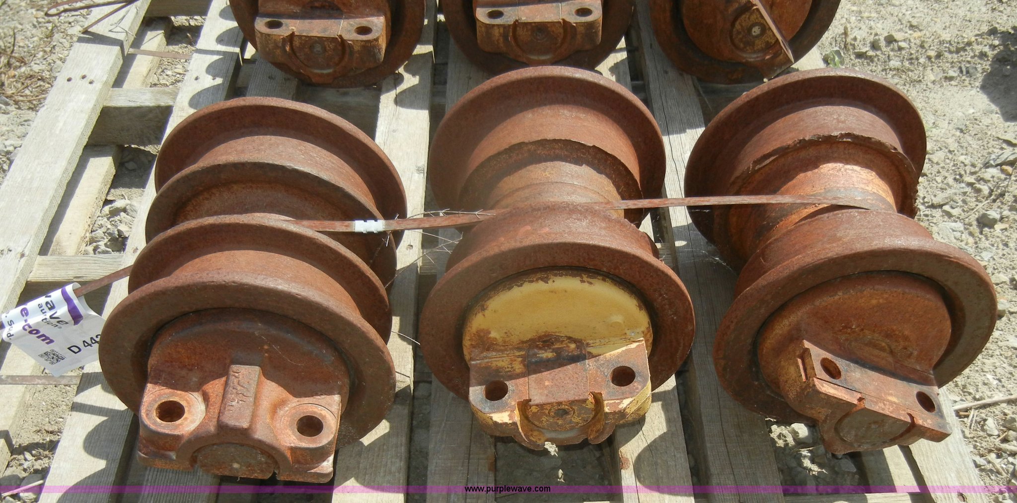 (14) track rollers for D7G dozer in Oskaloosa, KS | Item D4424 sold ...