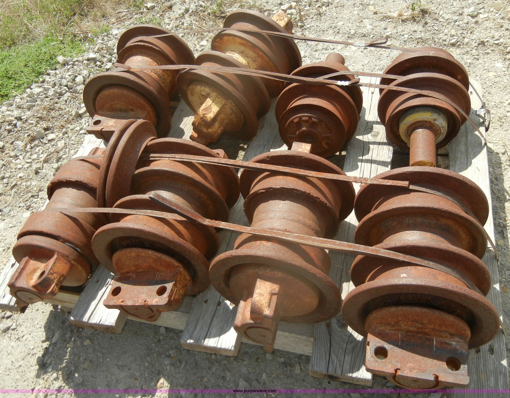 (14) track rollers for D7G dozer in Oskaloosa, KS | Item D4424 sold ...