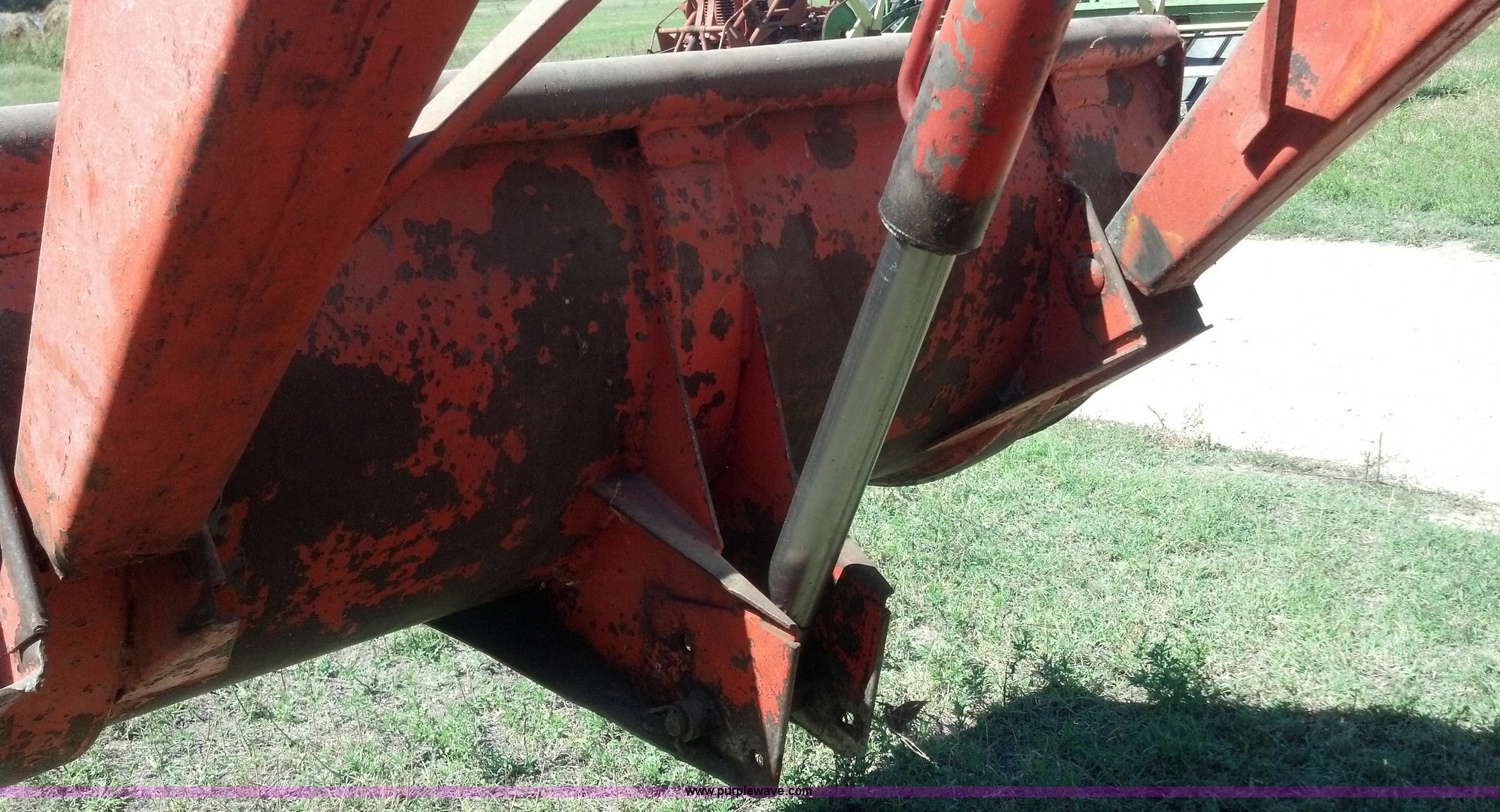 Du-Al loader with bucket in Buhler, KS | Item V9268 sold | Purple Wave