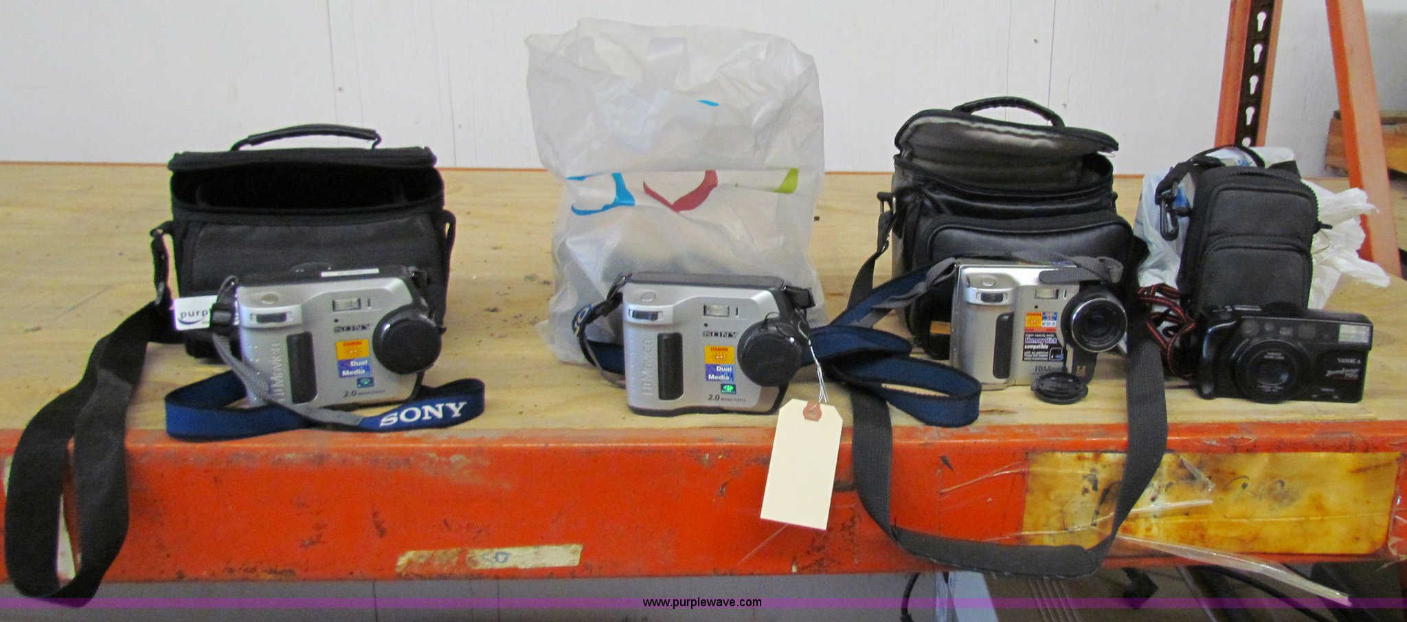 (5) assorted digital cameras in Salina, KS | Item N9177 sold | Purple Wave