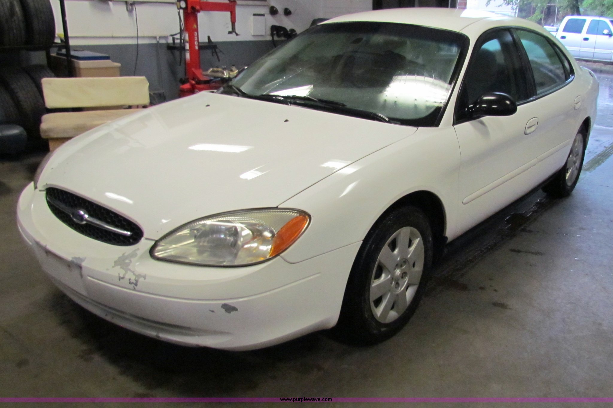 2001 Ford Taurus LX in Winfield, KS | Item B7463 sold | Purple Wave