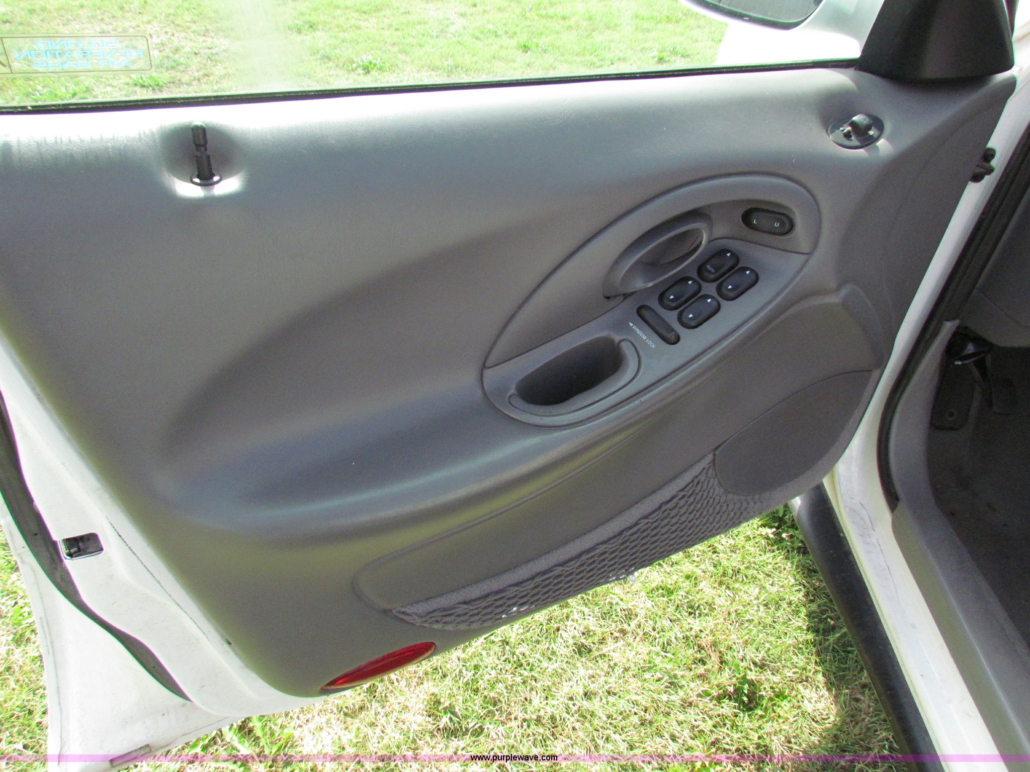 1998 Ford Taurus in Winfield, KS | Item E8051 sold | Purple Wave