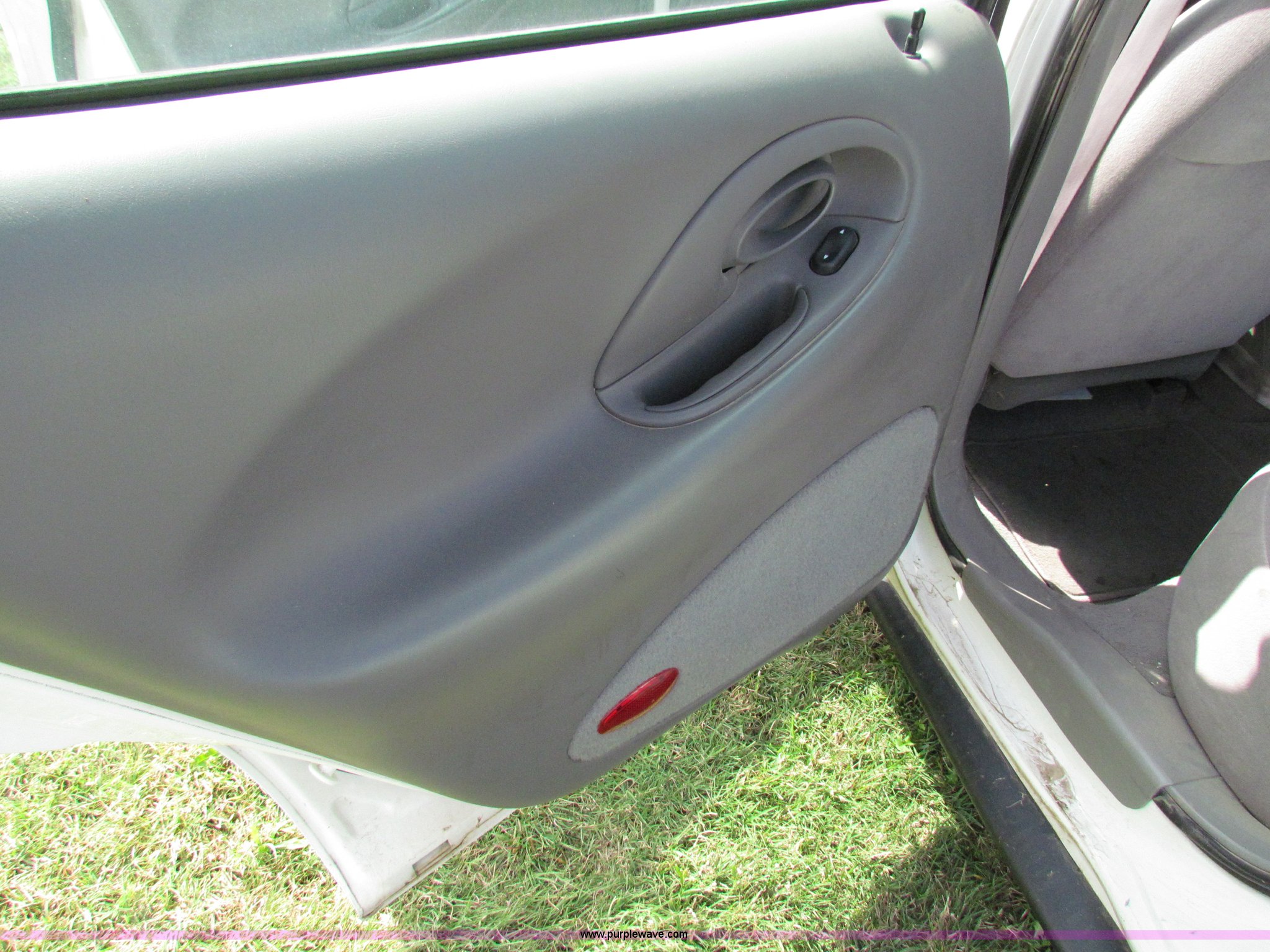 1998 Ford Taurus in Winfield, KS | Item E8051 sold | Purple Wave