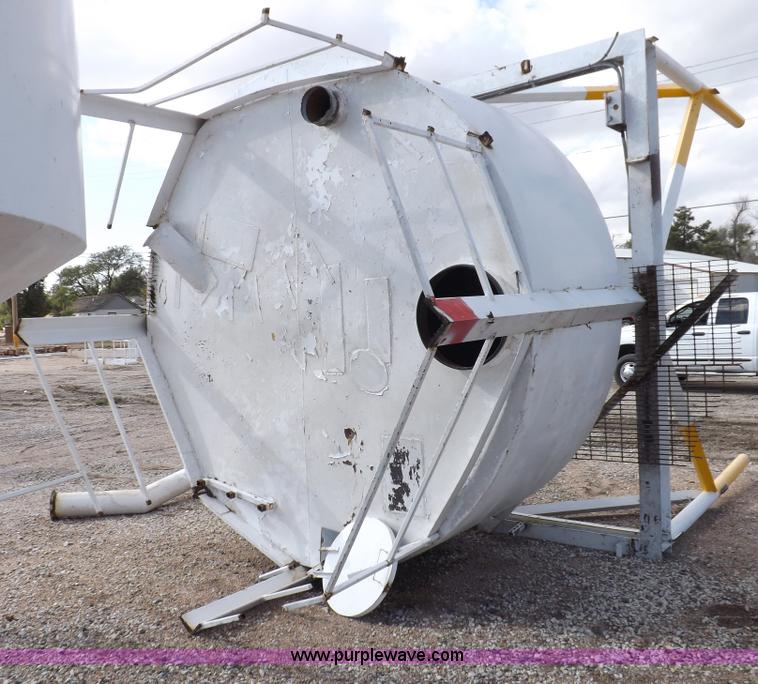 Hopper bottom tank in Ulysses , KS | Item F6072 sold | Purple Wave