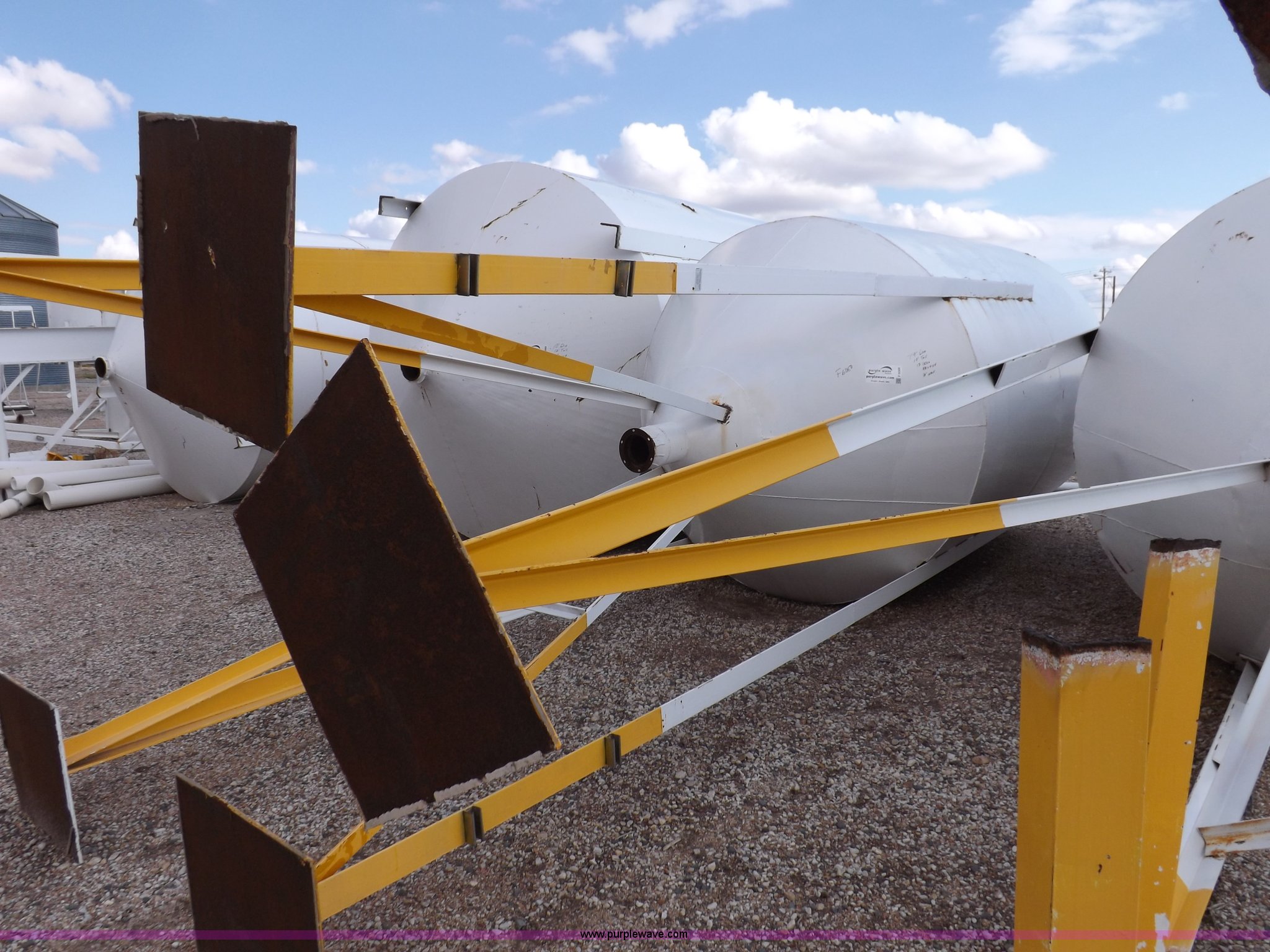 Hopper bottom tank in Ulysses , KS | Item F6068 sold | Purple Wave