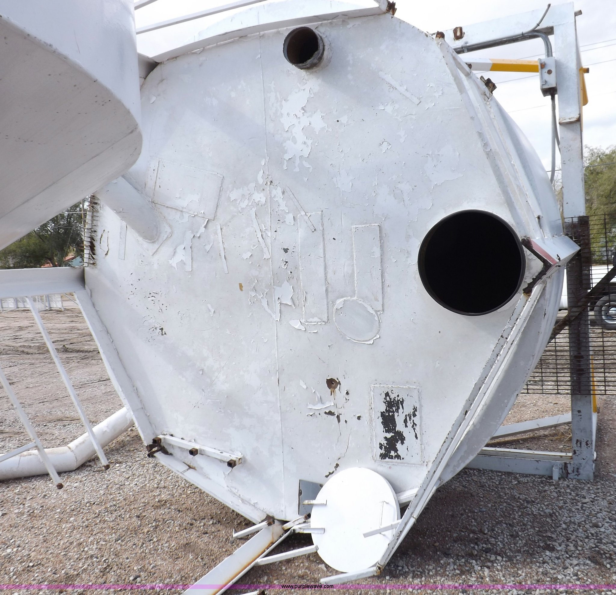 Hopper bottom tank in Ulysses , KS | Item F6072 sold | Purple Wave