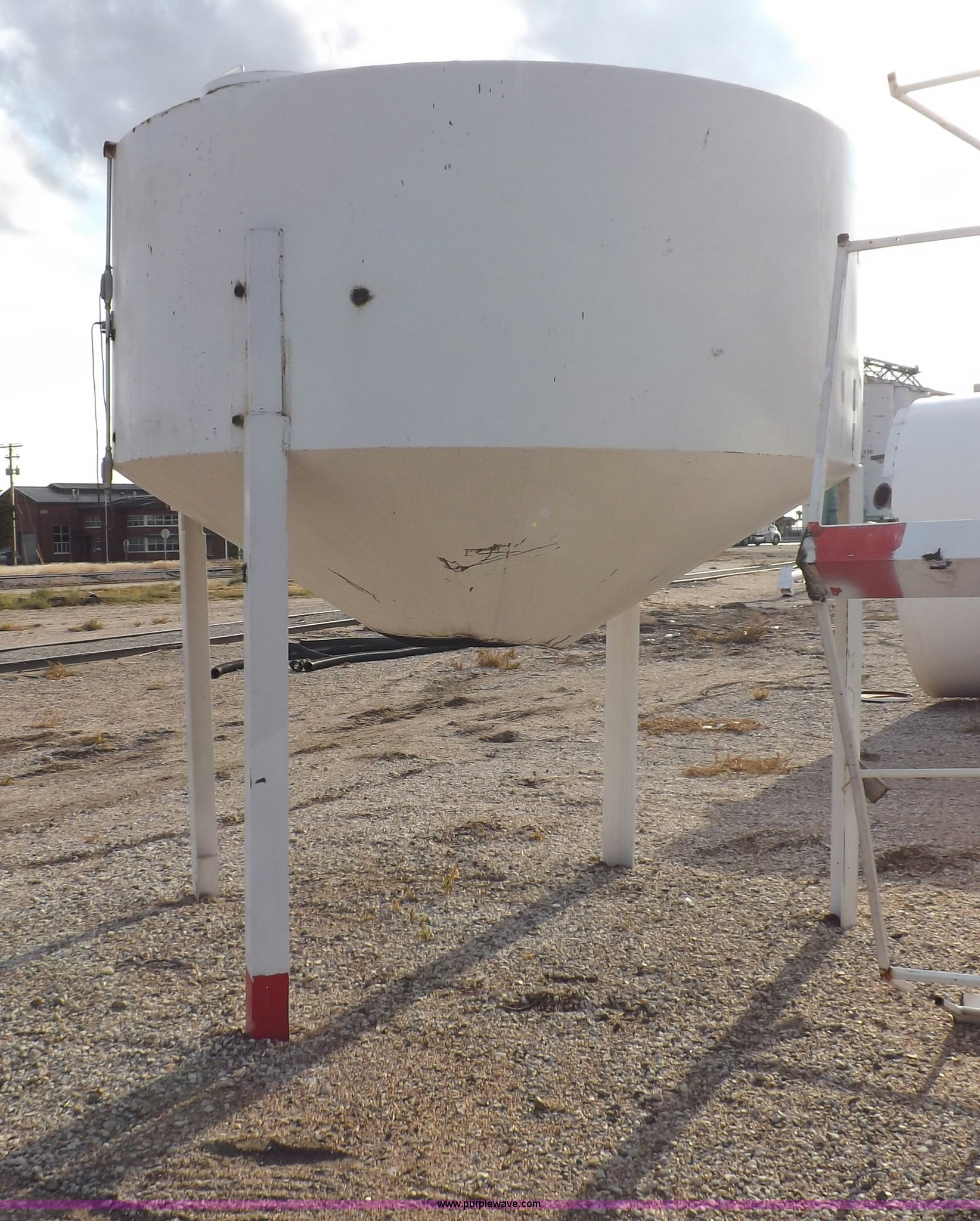 Hopper bottom tank in Ulysses , KS | Item F6098 sold | Purple Wave