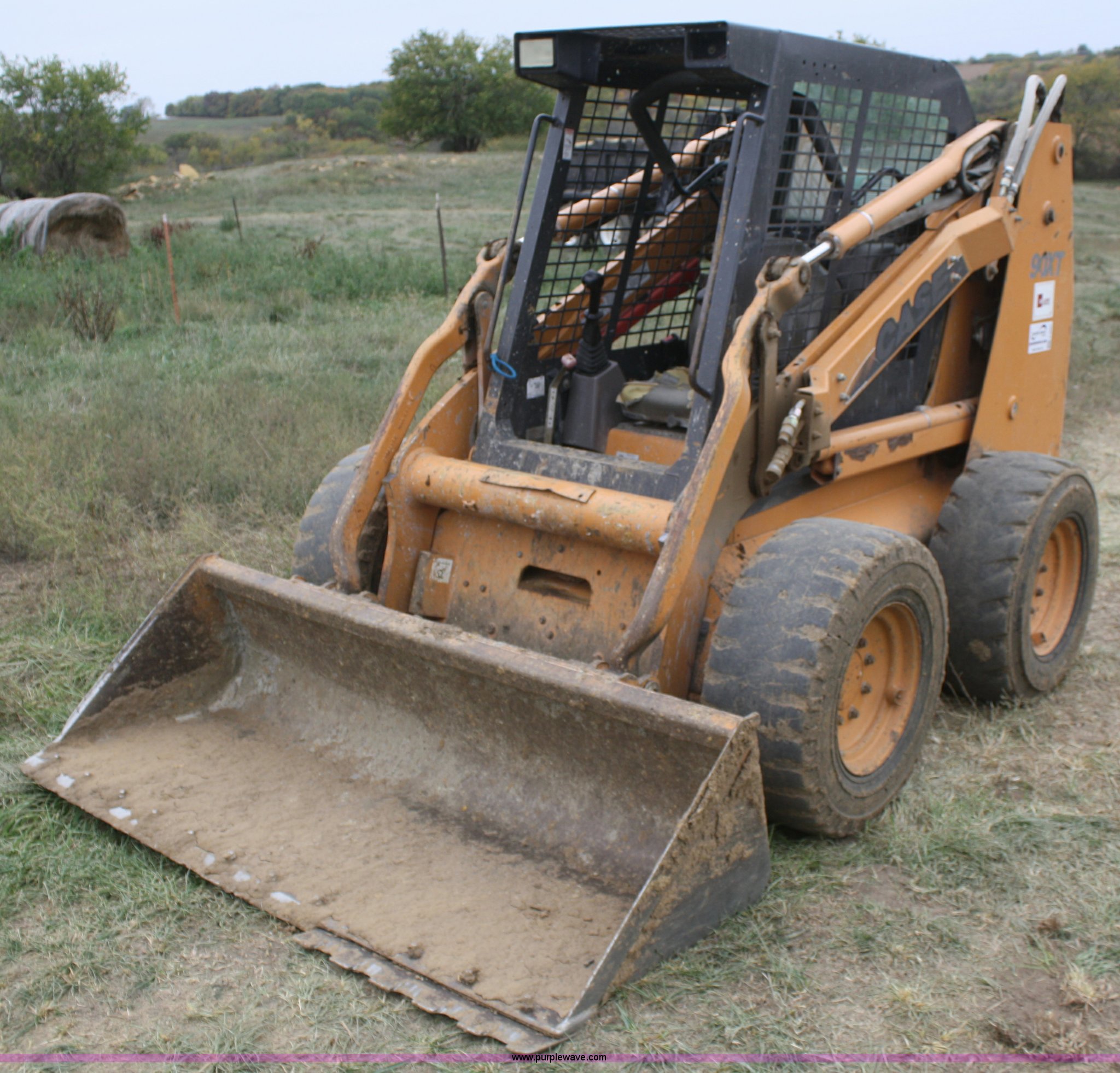 2002 Case 90XT skid steer in Lansing, KS | Item F2661 sold | Purple Wave