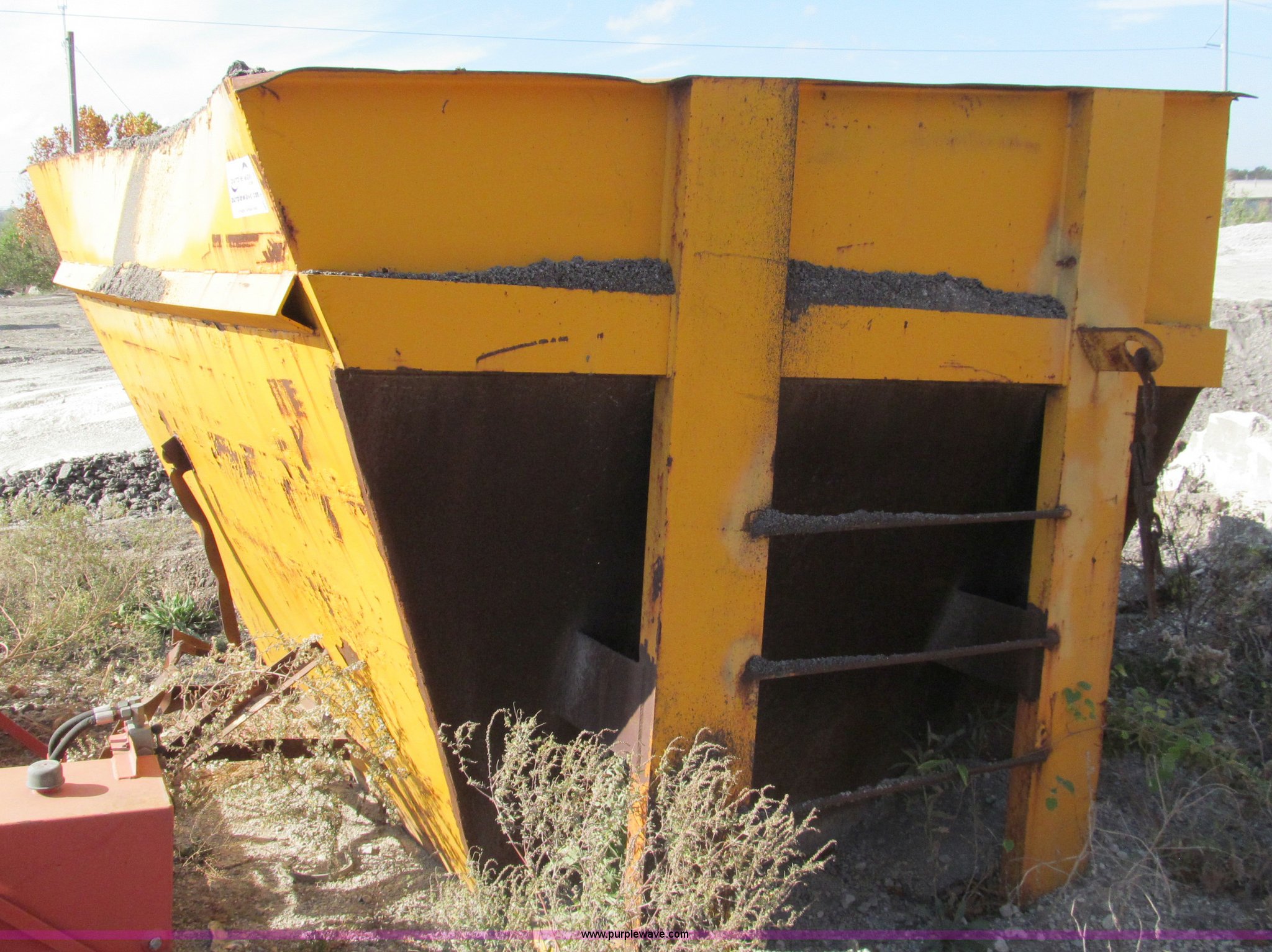 10 ton asphalt hopper in Kansas City, MO | Item E5647 sold | Purple Wave