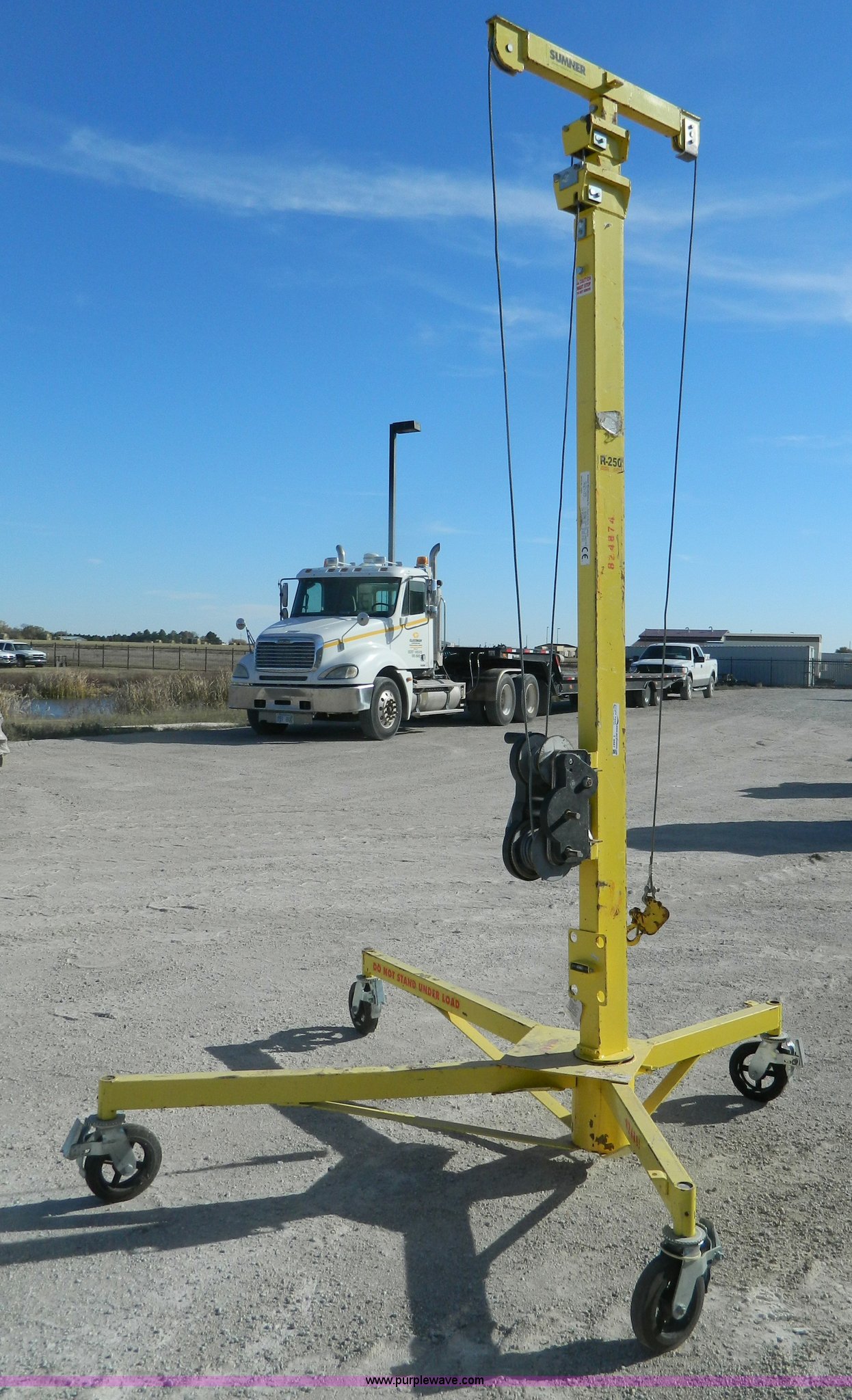 Sumner R-250 hoist in Hays, KS | Item T9488 sold | Purple Wave