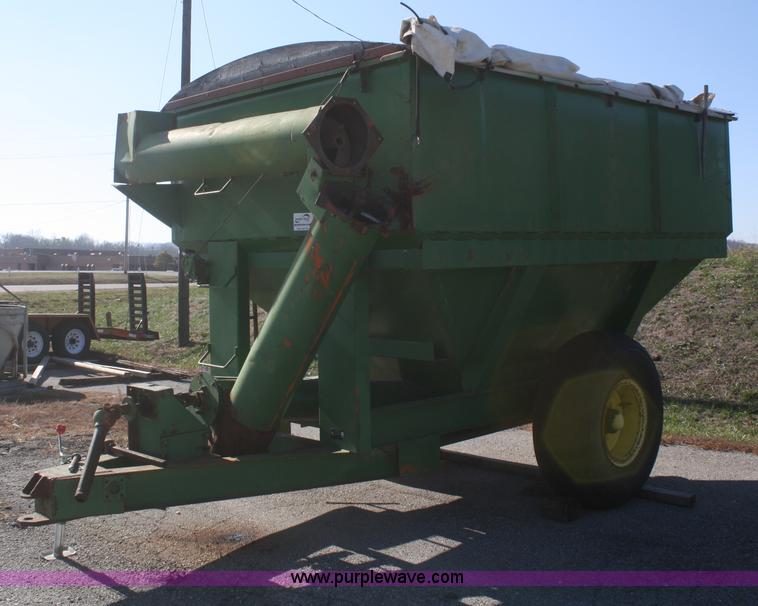 400 bushel grain cart in Tonganoxie, KS | Item F2768 sold | Purple Wave