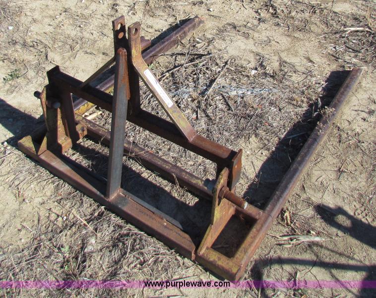 Three point bale fork in Lebo, KS | Item V9399 sold | Purple Wave